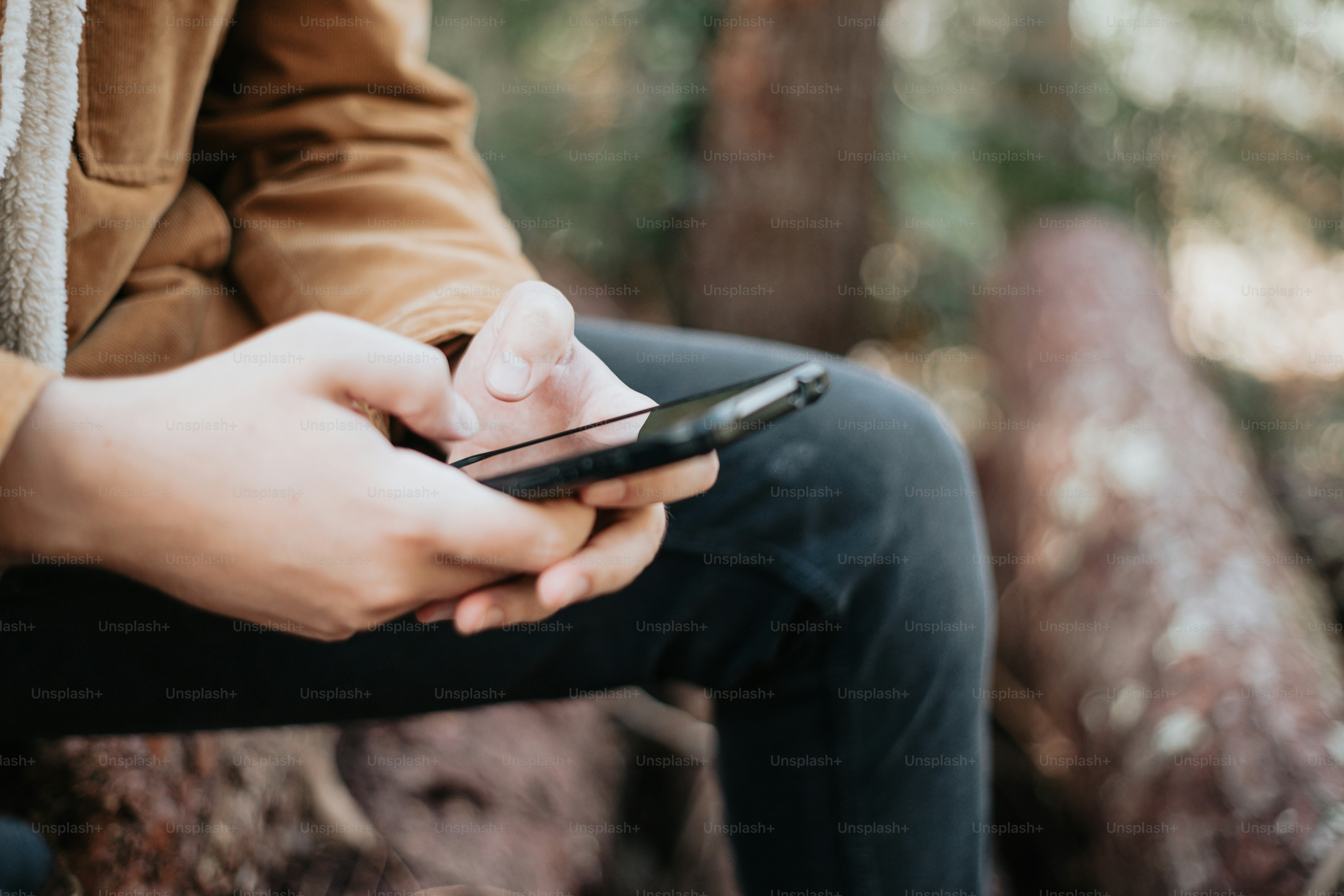 A person holding a cell phone in their hands photo – Man holding a ...