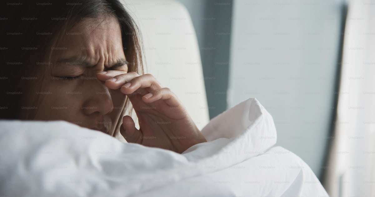 그녀의 침대에 그녀의 손으로 눈을 비비는 아시아 여자 공간을 복사합니다 사진 Unsplash의 아픈 날 이미지