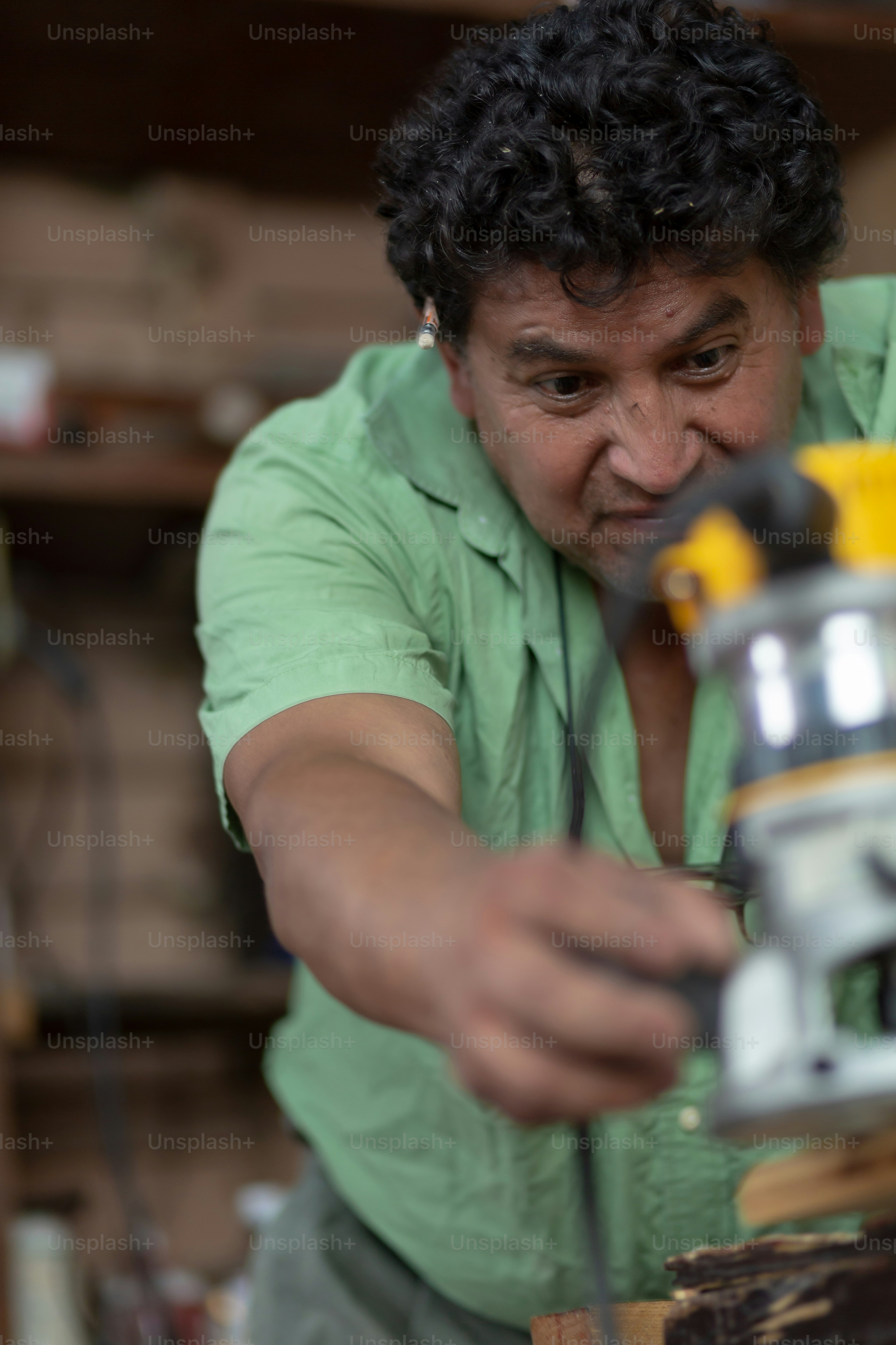 Foto Carpintero mexicano, carpintero trabajando en su taller ...