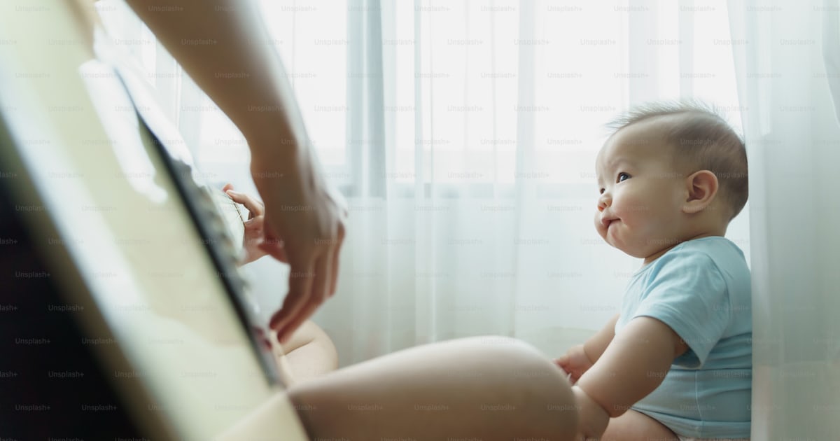 아시아인 아버지는 집에서 귀여운 어린 소년과 함께 노래하고 어쿠스틱 기타를 연주합니다 사진 Unsplash의 아기와 음악 이미지