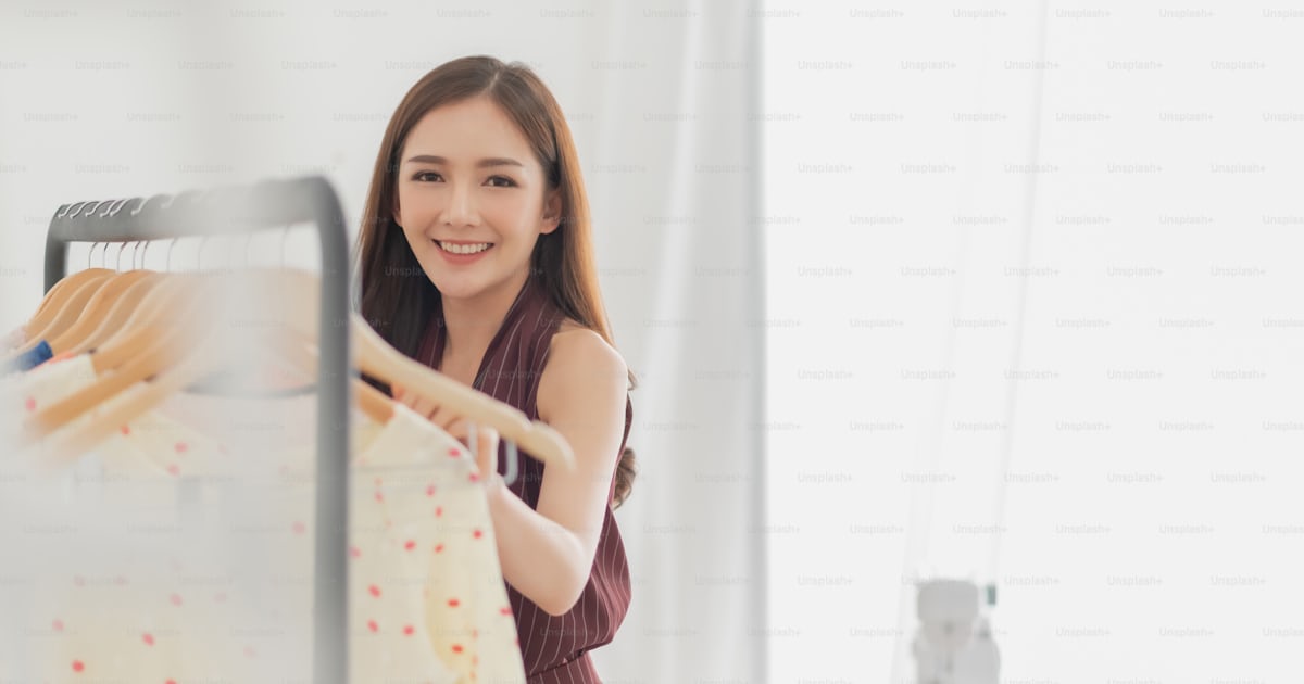 아름다운 미소 짓는 아시아 패션 디자이너는 서서 직장에서 카메라를 바라보며 카메라를 바라보고 있다 성공적인 젊은 여성 그녀의