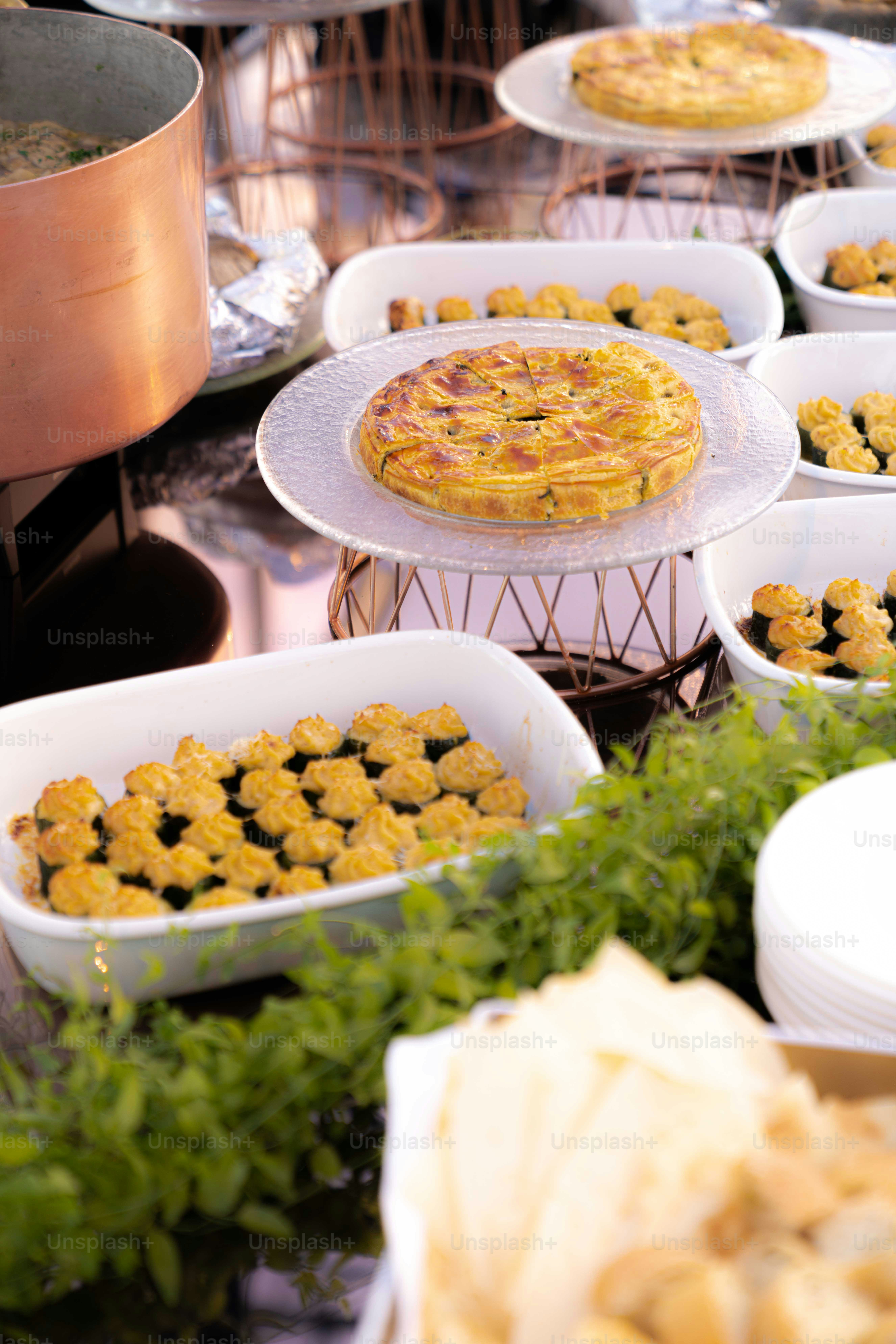 Foto zum Thema Ein Tisch mit vielen Tabletts mit Essen – Bild zu ...