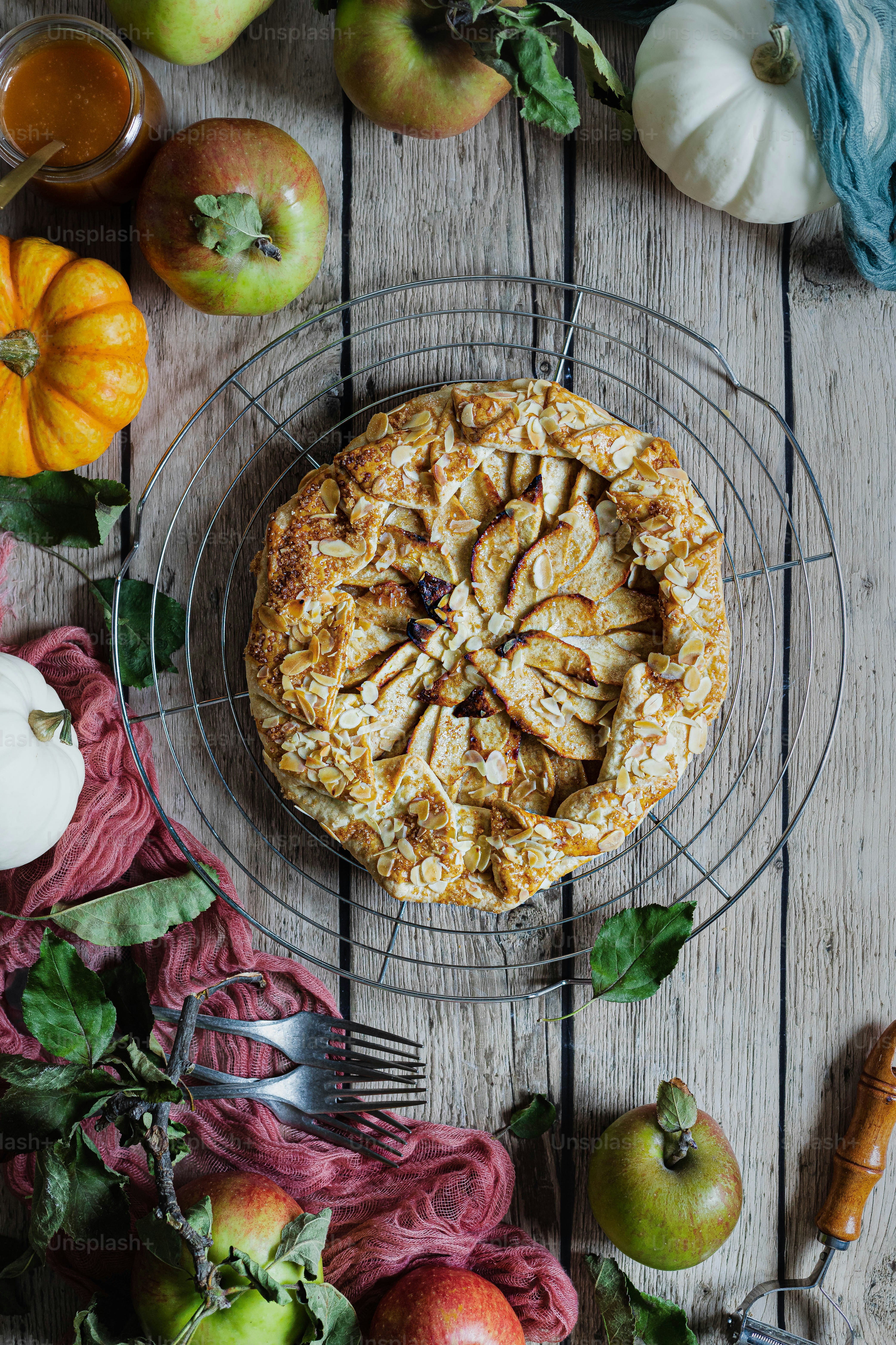 A pie sitting on top of a metal rack photo – Apple pie Image on Unsplash