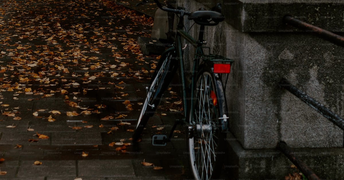 建物の前の壁にもたれかかっている自転車の写真 自転車 Unsplashの写真
