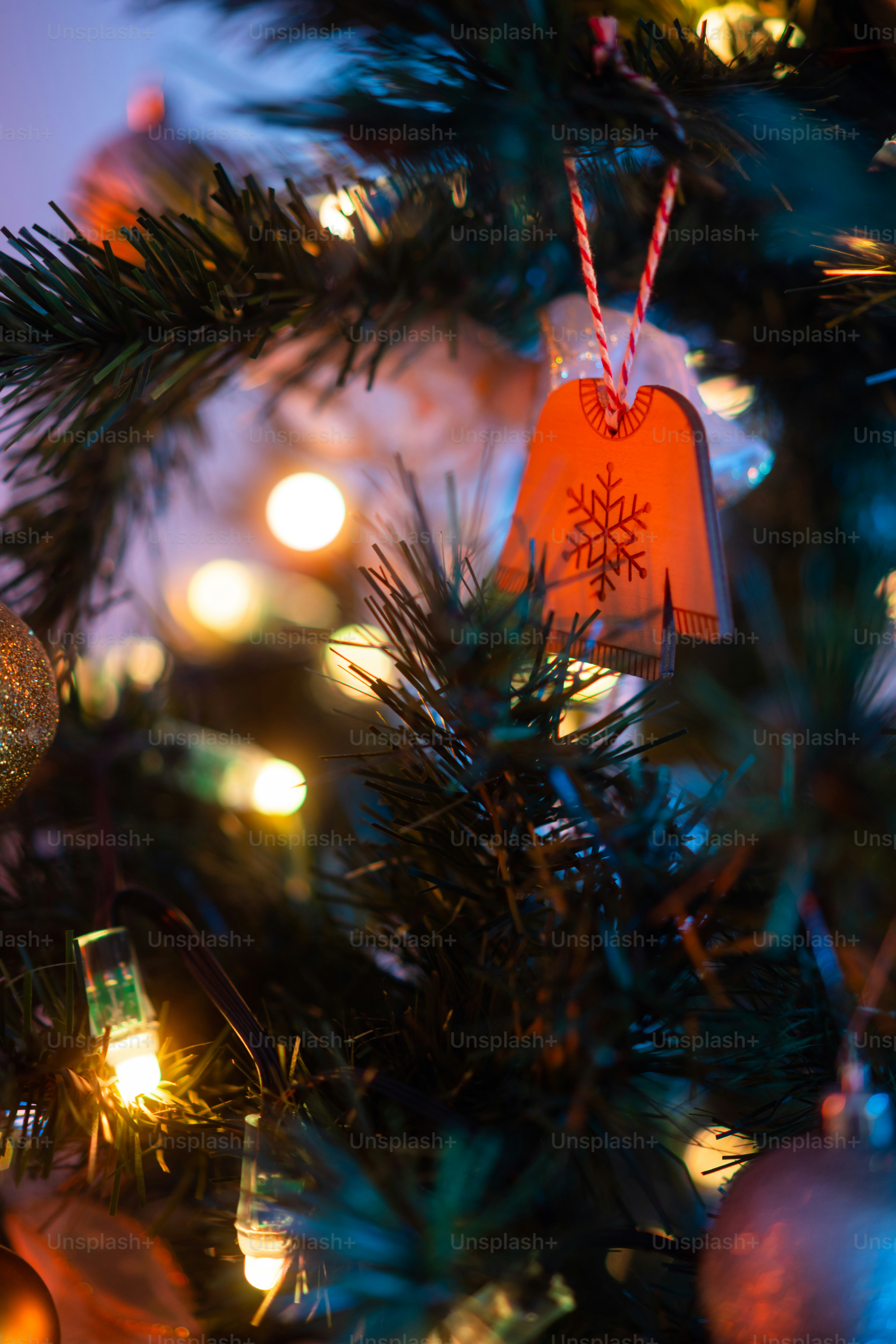 Gros plan d’un sapin de Noël avec des ornements photo – Sapin de Noël ...
