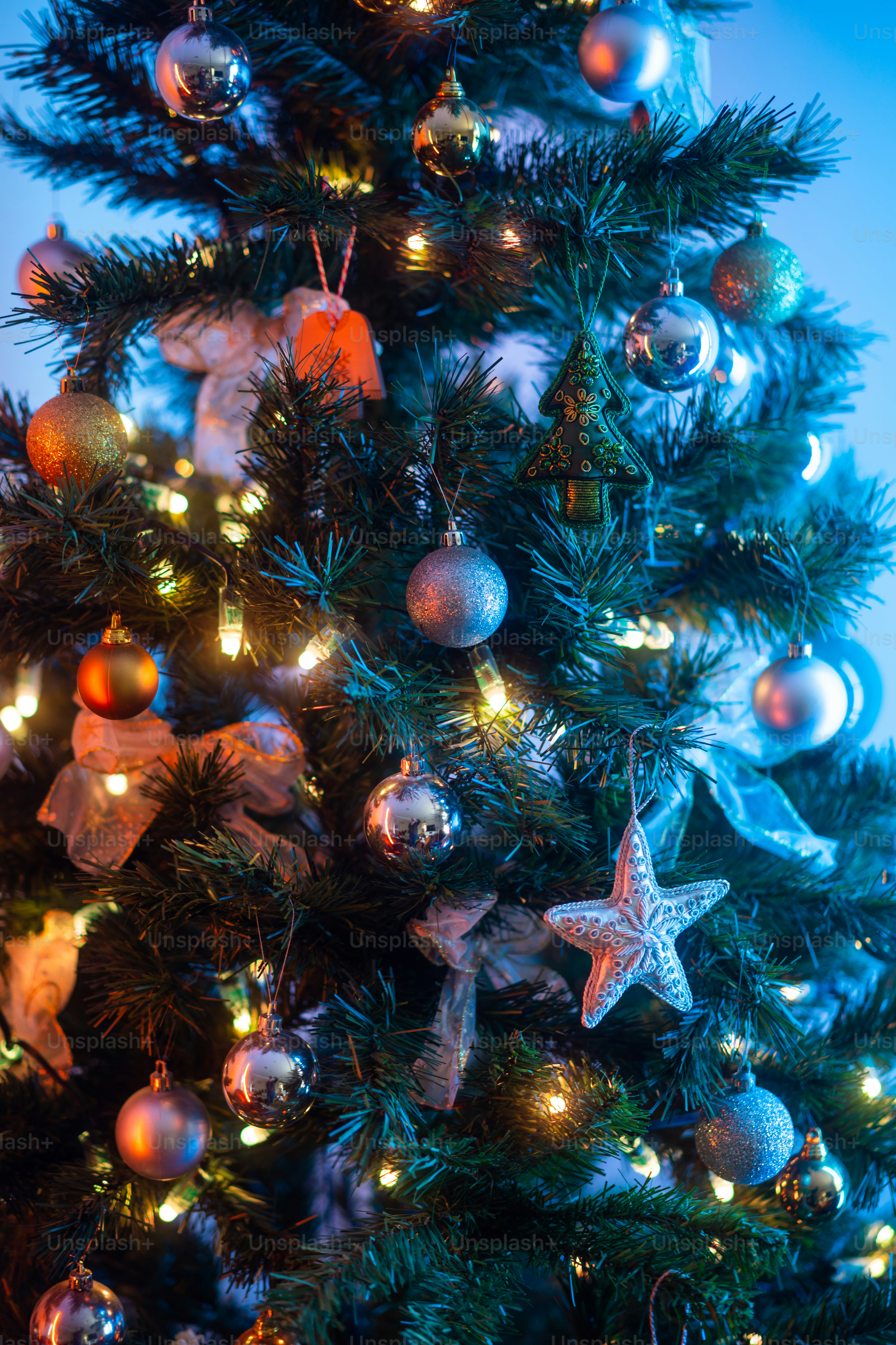 A close up of a christmas tree with ornaments photo – Christmas tree ...