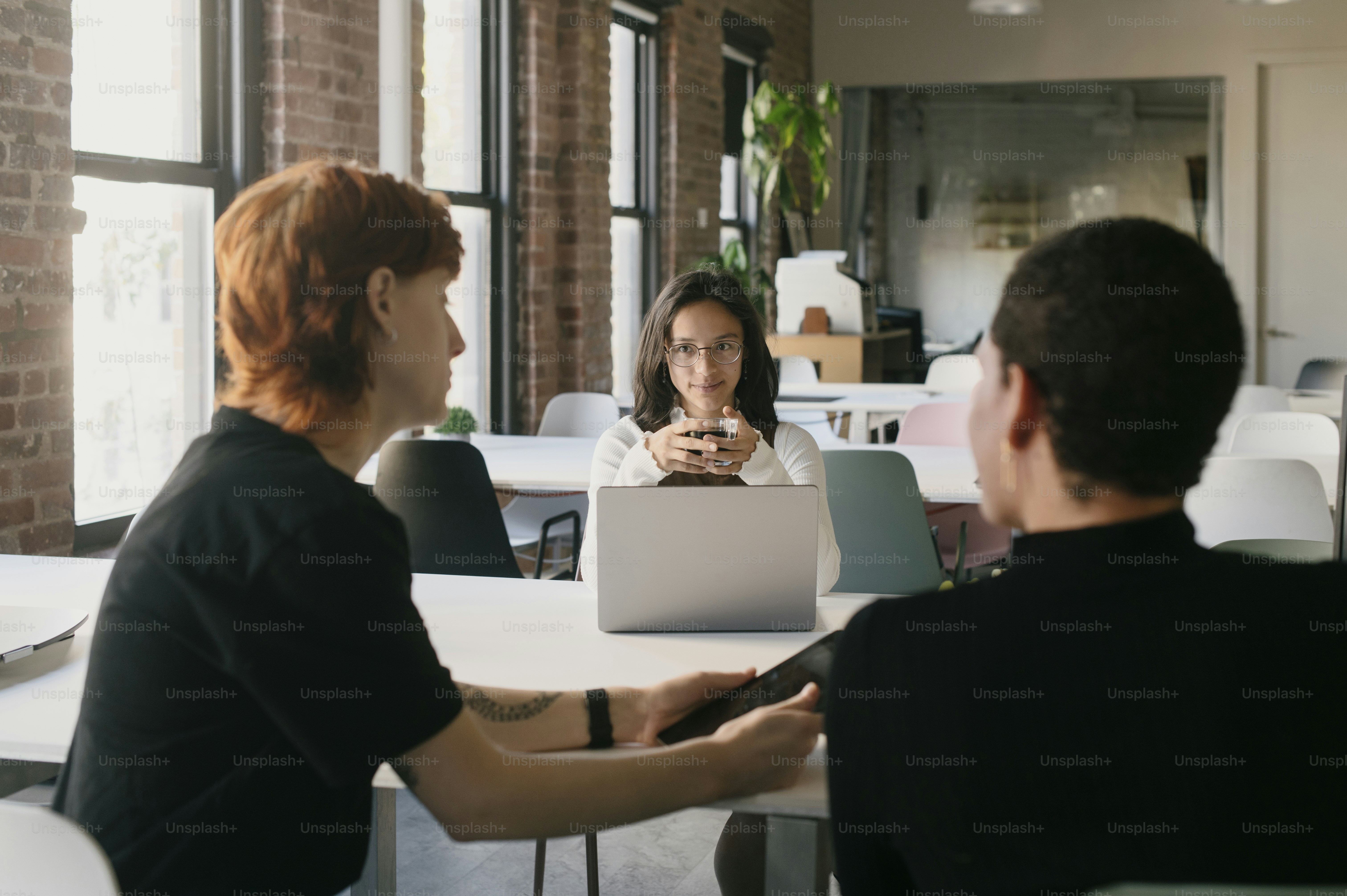 Foto zum Thema Eine frau, die vor einem laptop-computer sitzt – Bild zu ...
