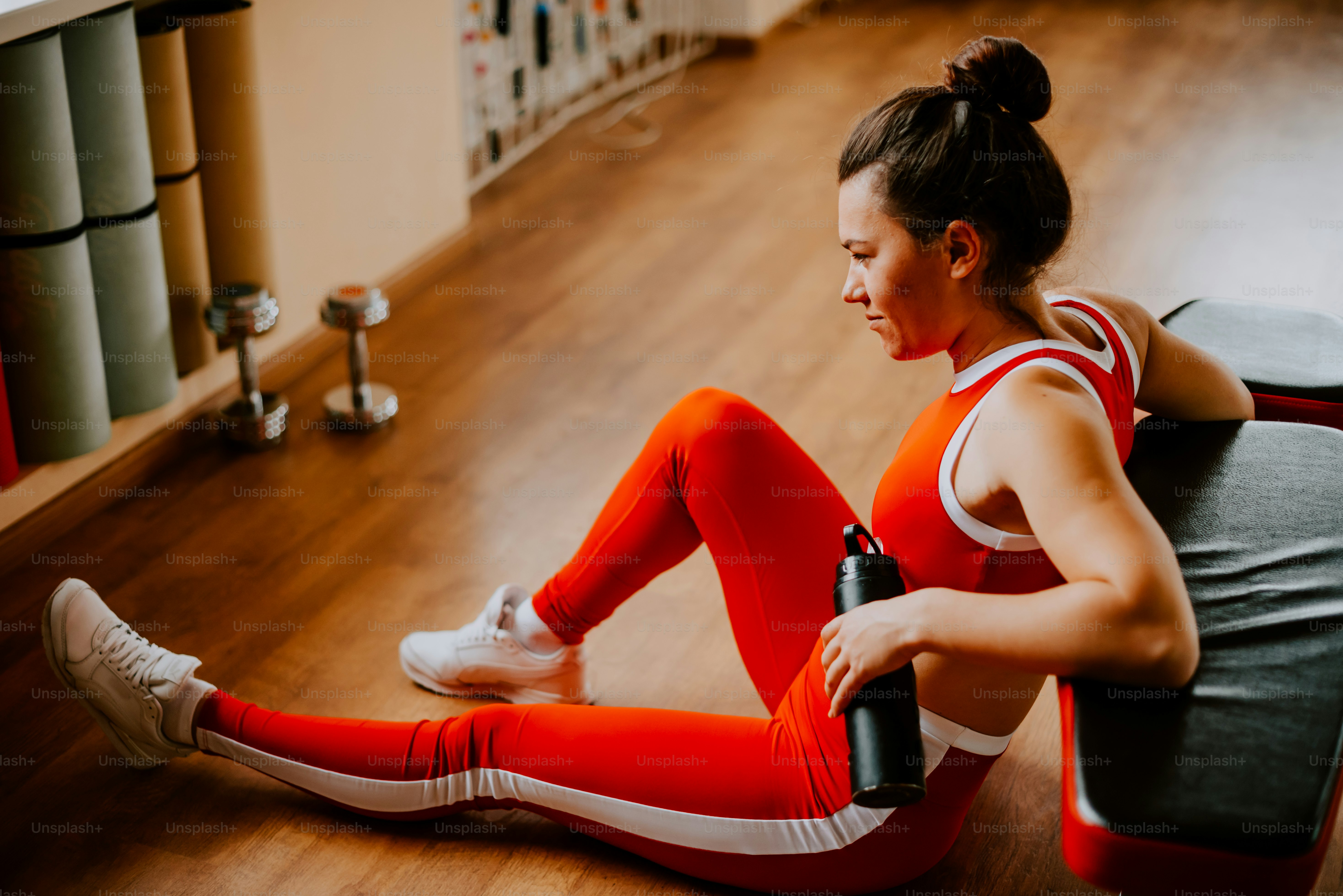 Foto Seorang wanita melakukan bench press dengan barbel – Gambar Gym di ...