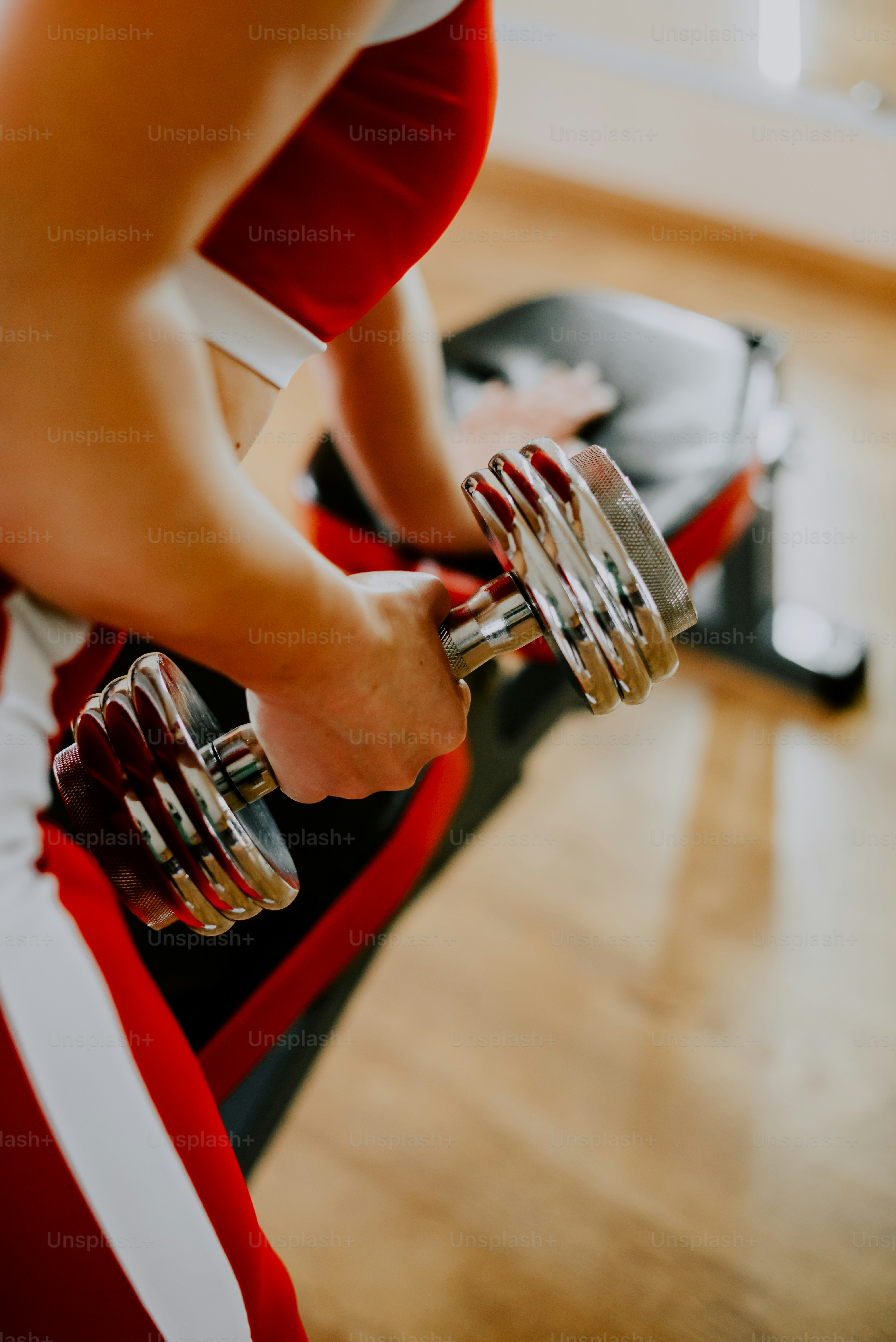 A person holding a pair of dumbs in their hands photo – Gym Image on ...