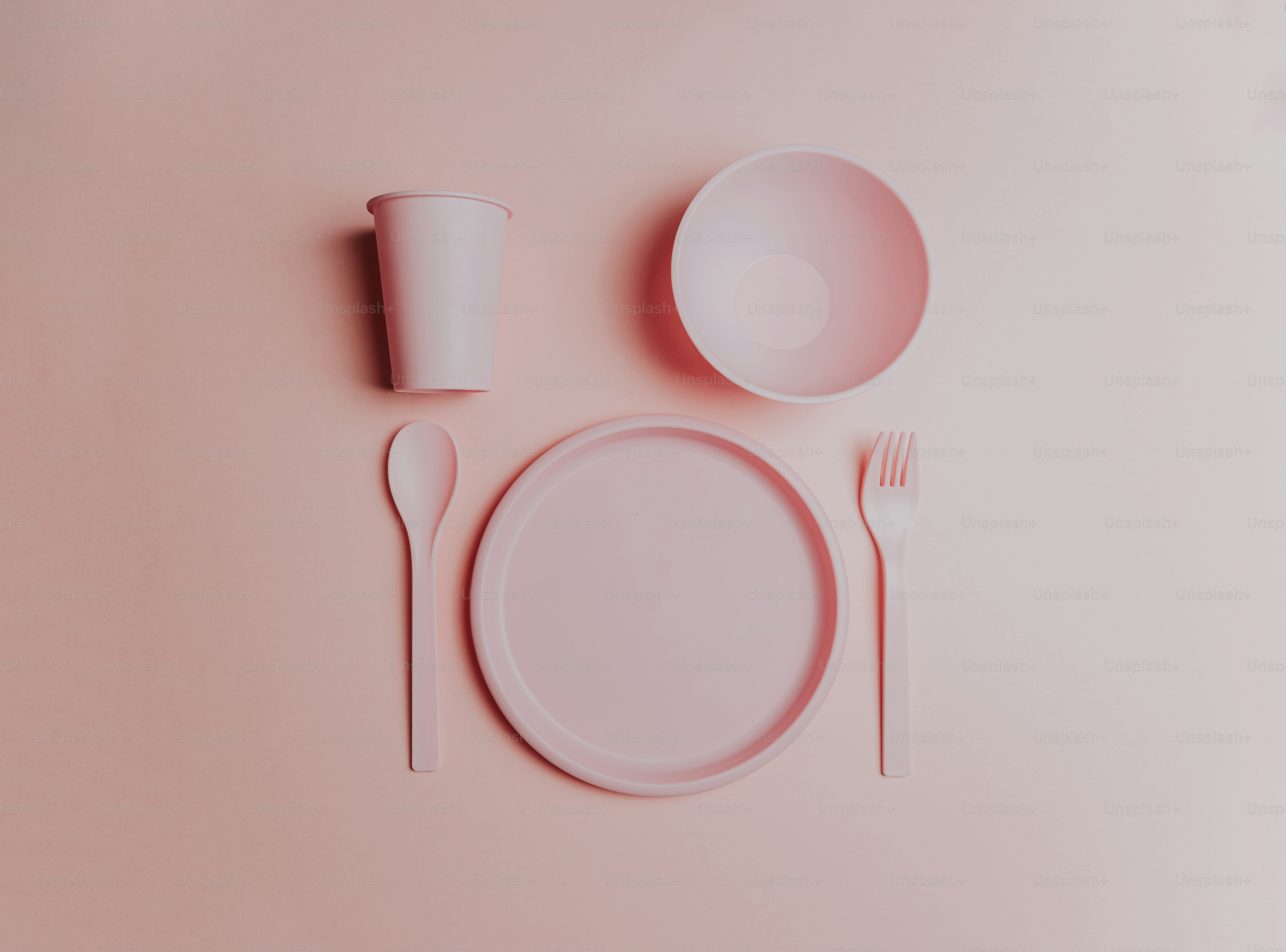 Una mesa rosa con un plato, un tenedor y una taza foto – Imagen de ...