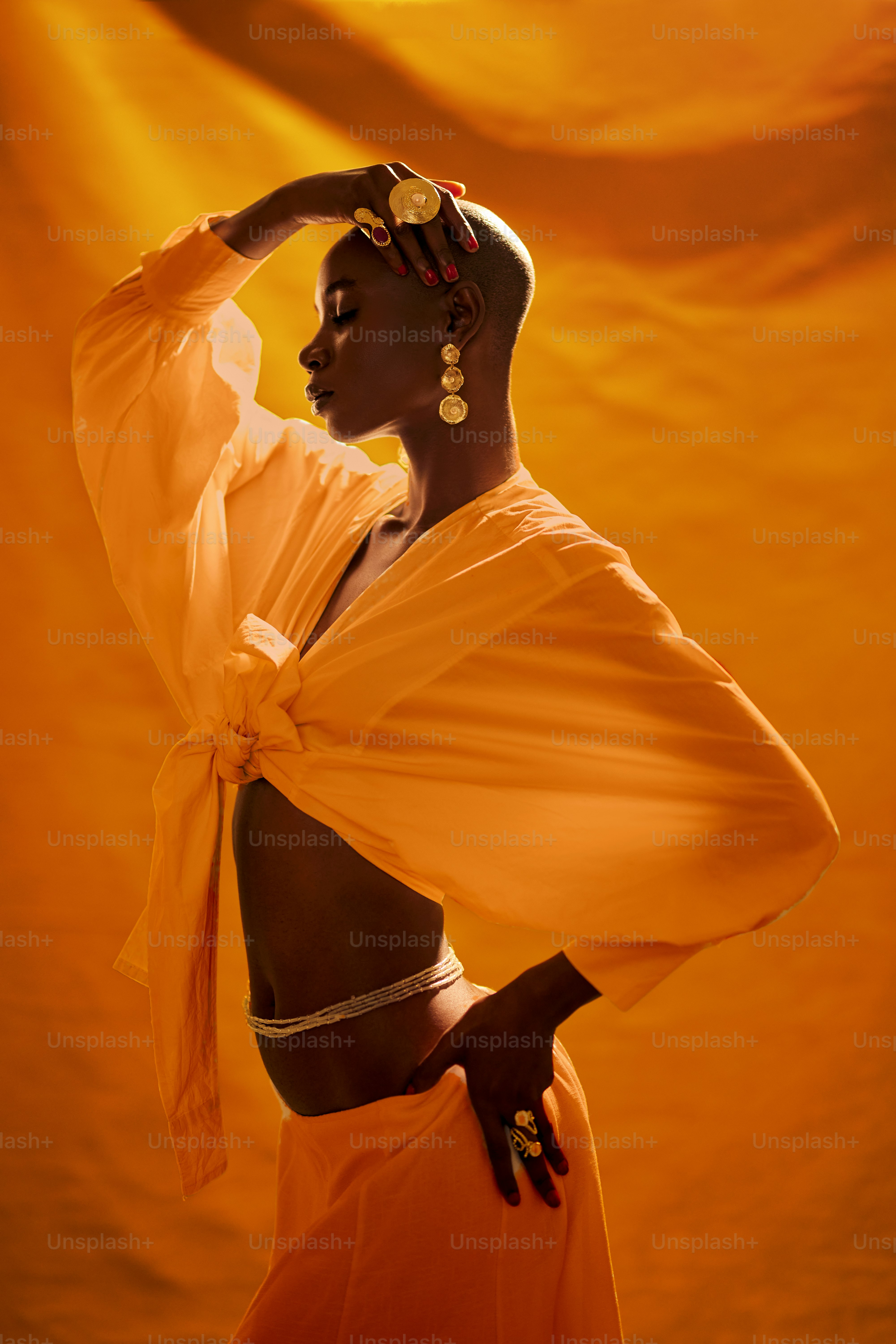 Une femme en robe orange pose pour une photo photo – Modèle Photo sur ...