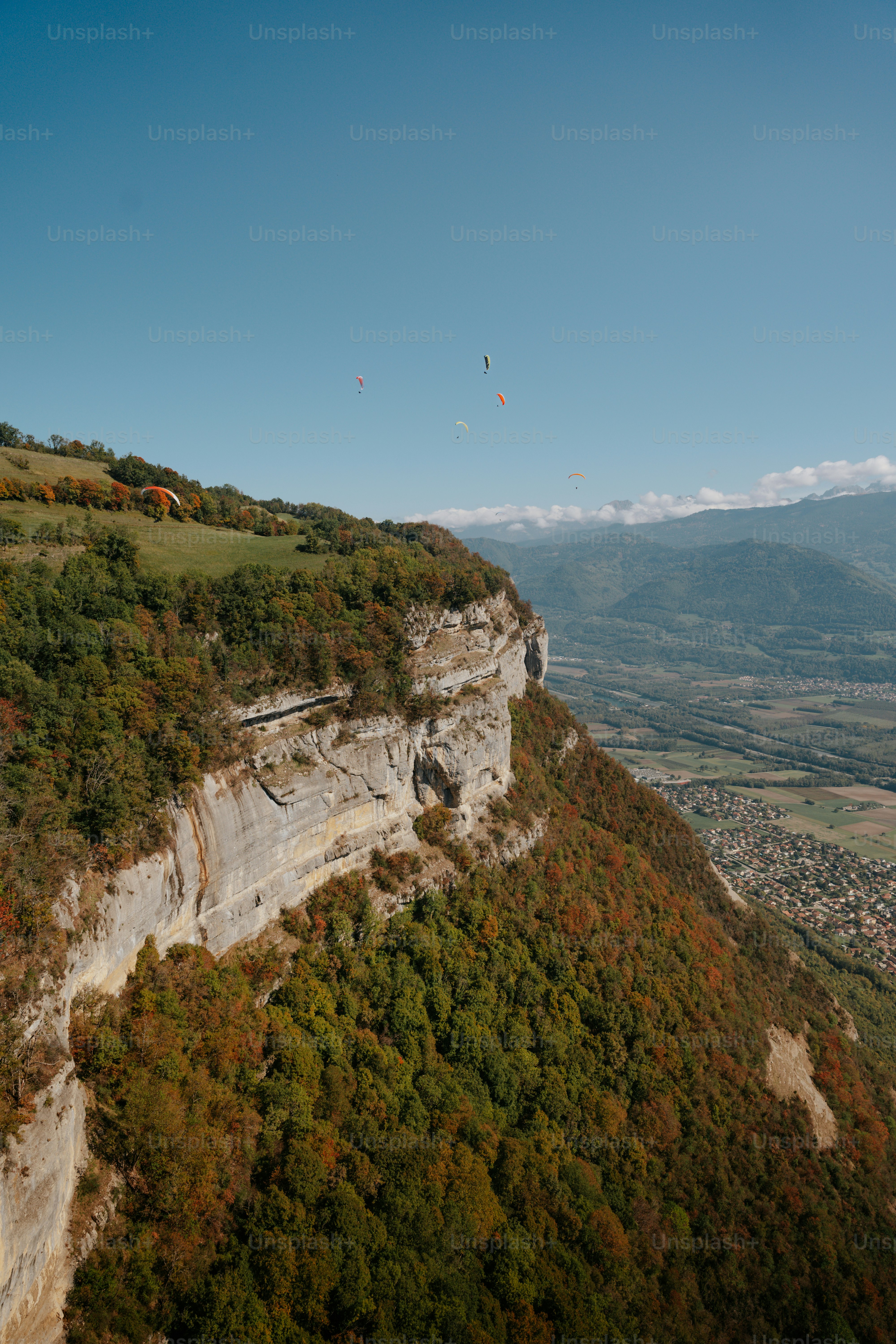 Une vue d’une falaise avec une montagne en arrière-plan photo – Crolles ...