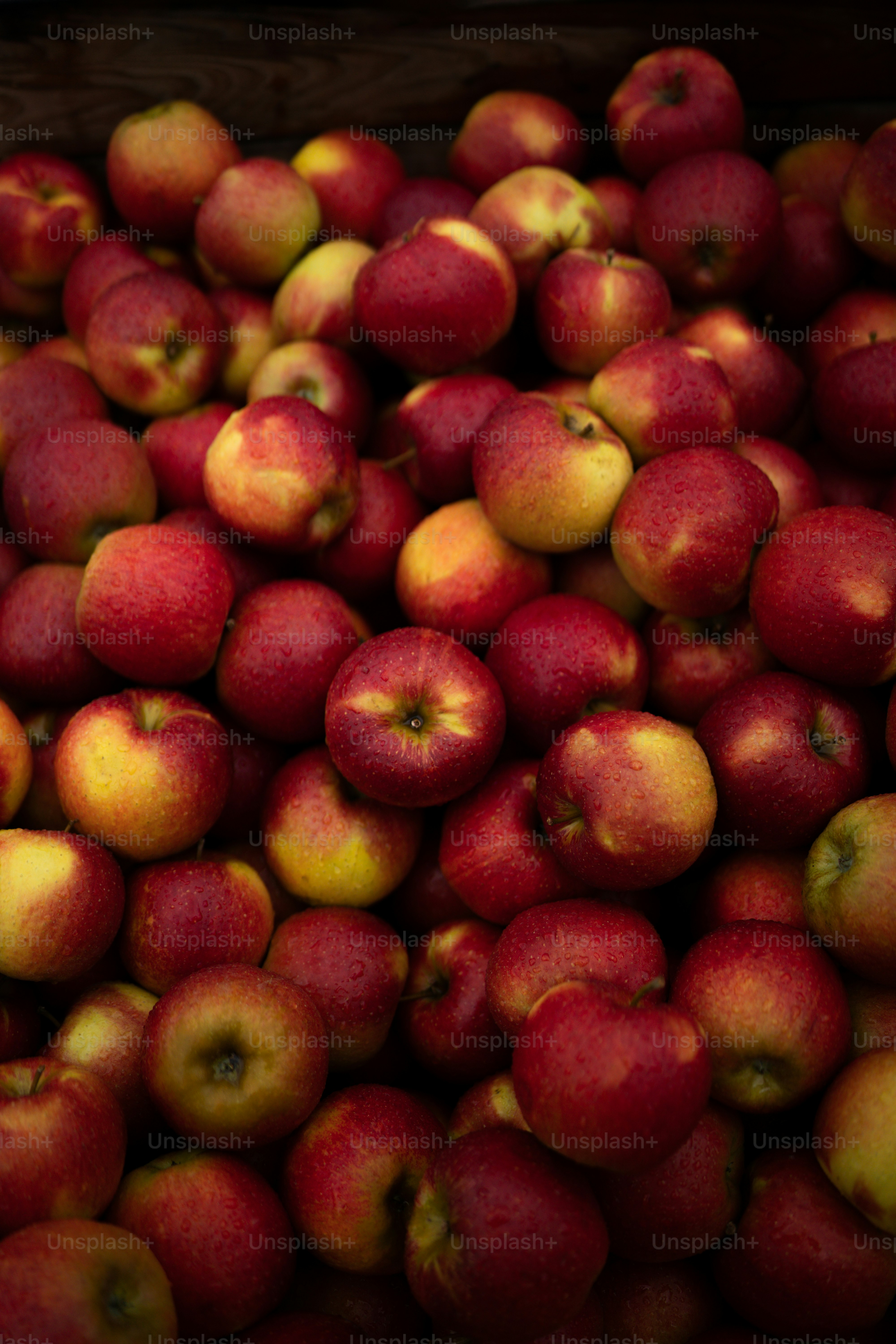 A pile of red apples sitting next to each other photo – Food market ...
