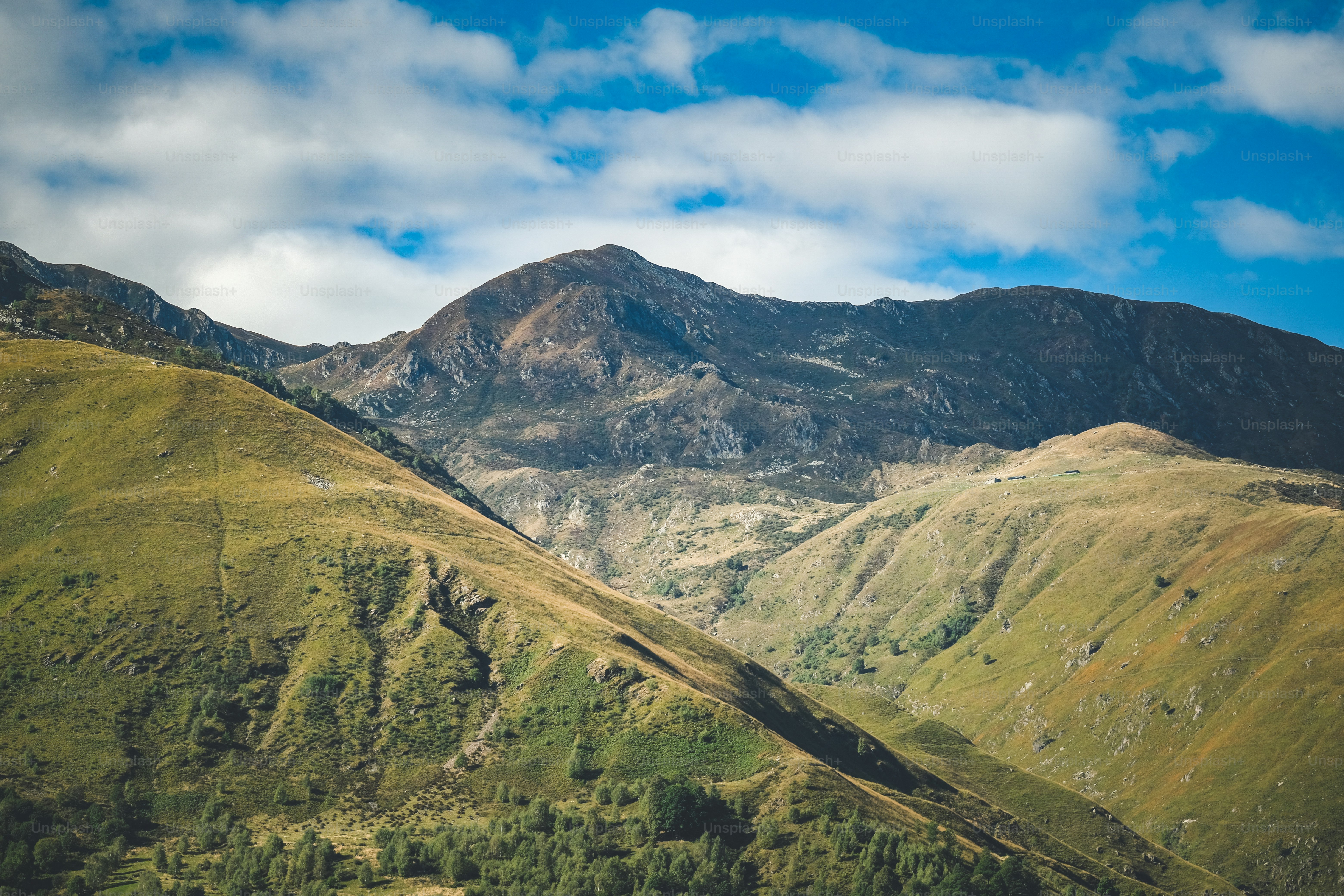 Una vista de una cadena montañosa desde la cima de una colina foto ...