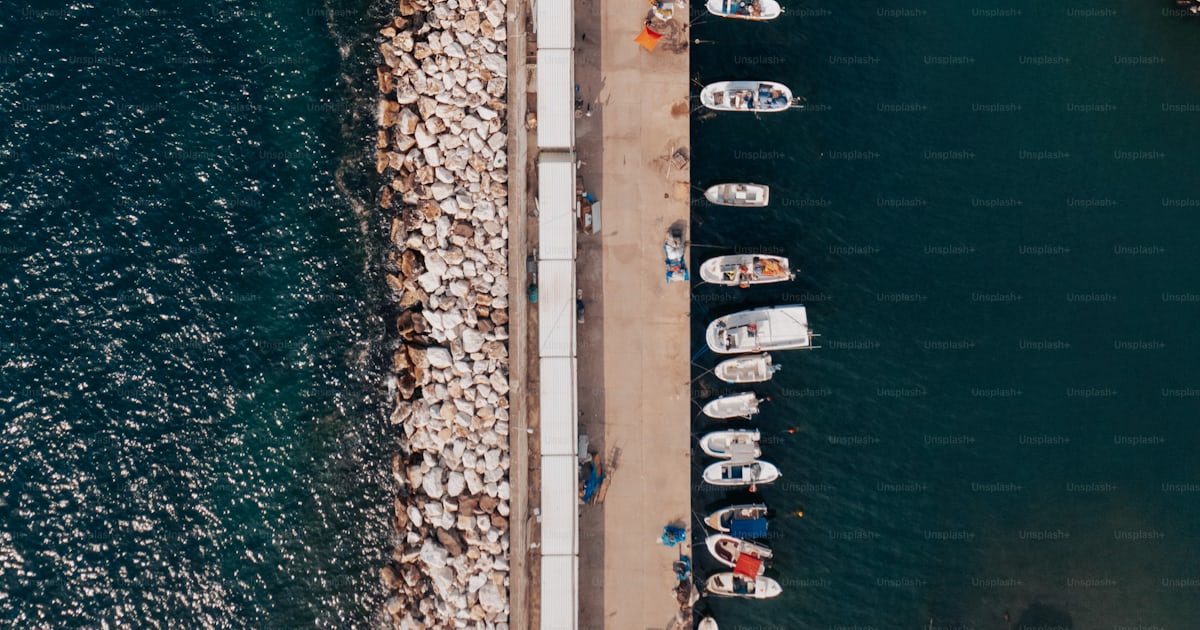 Une Vue Aérienne Dune Jetée Avec Des Bateaux Dans Leau Photo Port