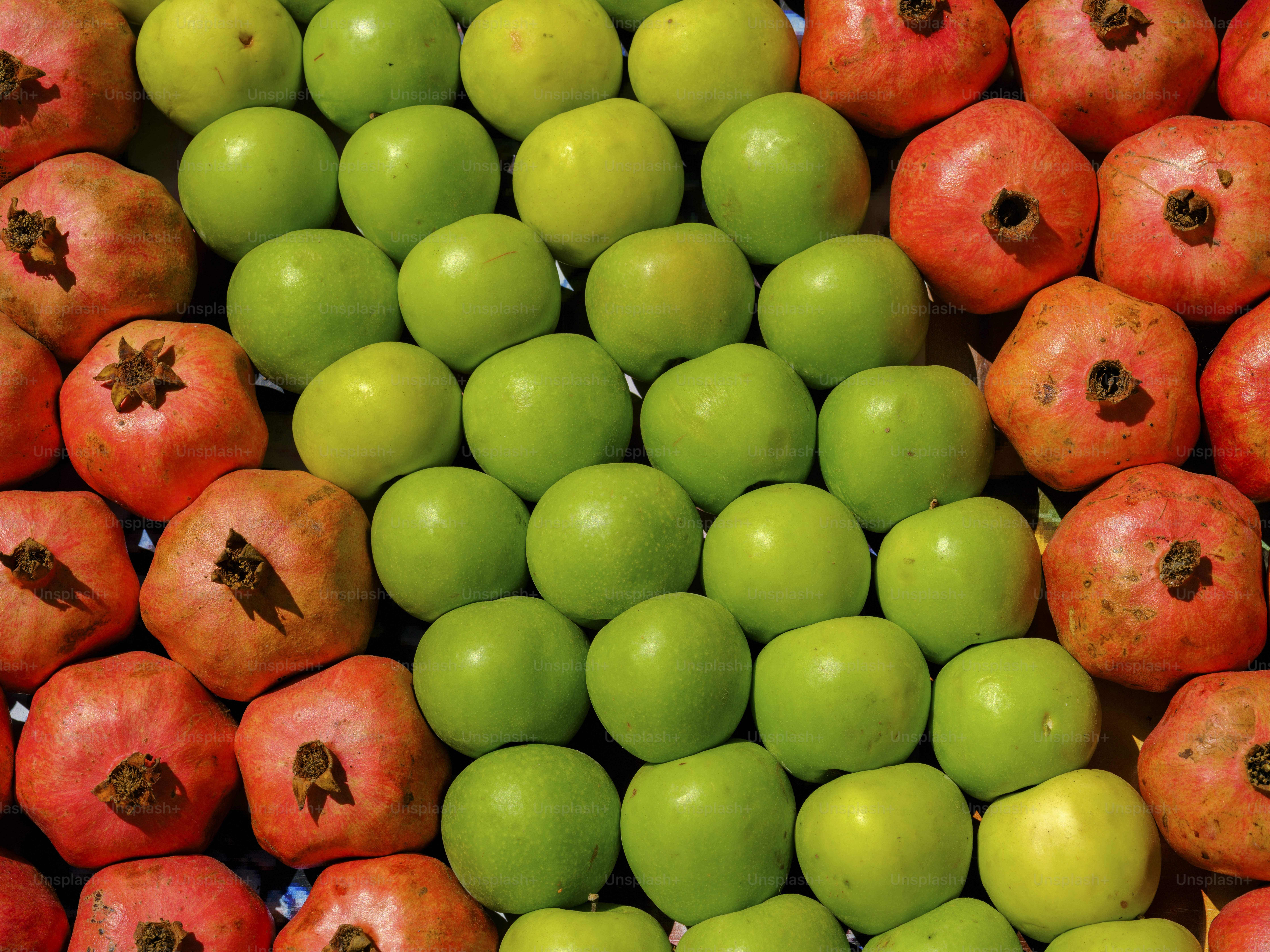 A pile of green and red apples next to each other photo – Pomegranate ...