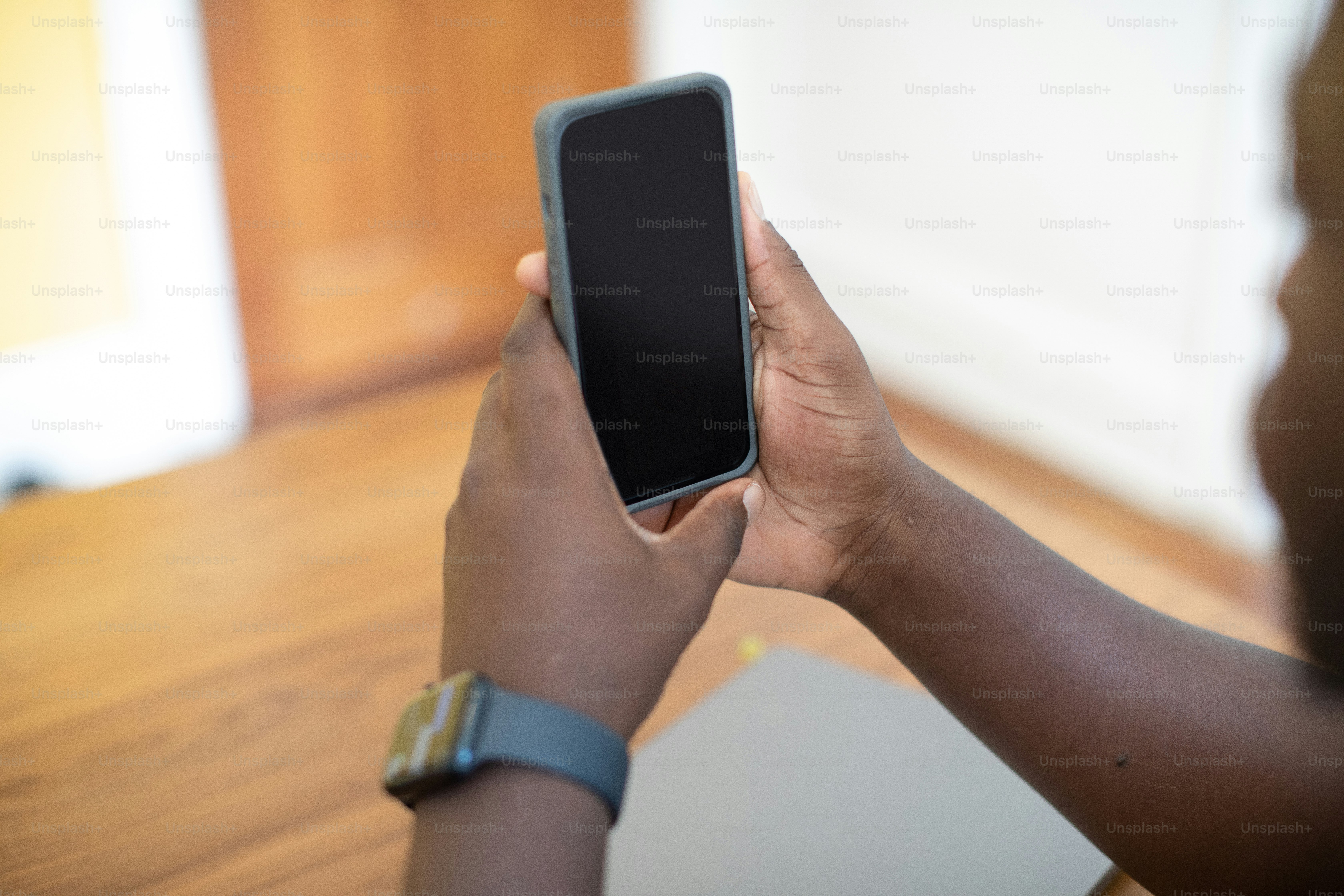A woman holding a smart phone in her hand photo – Device Image on Unsplash