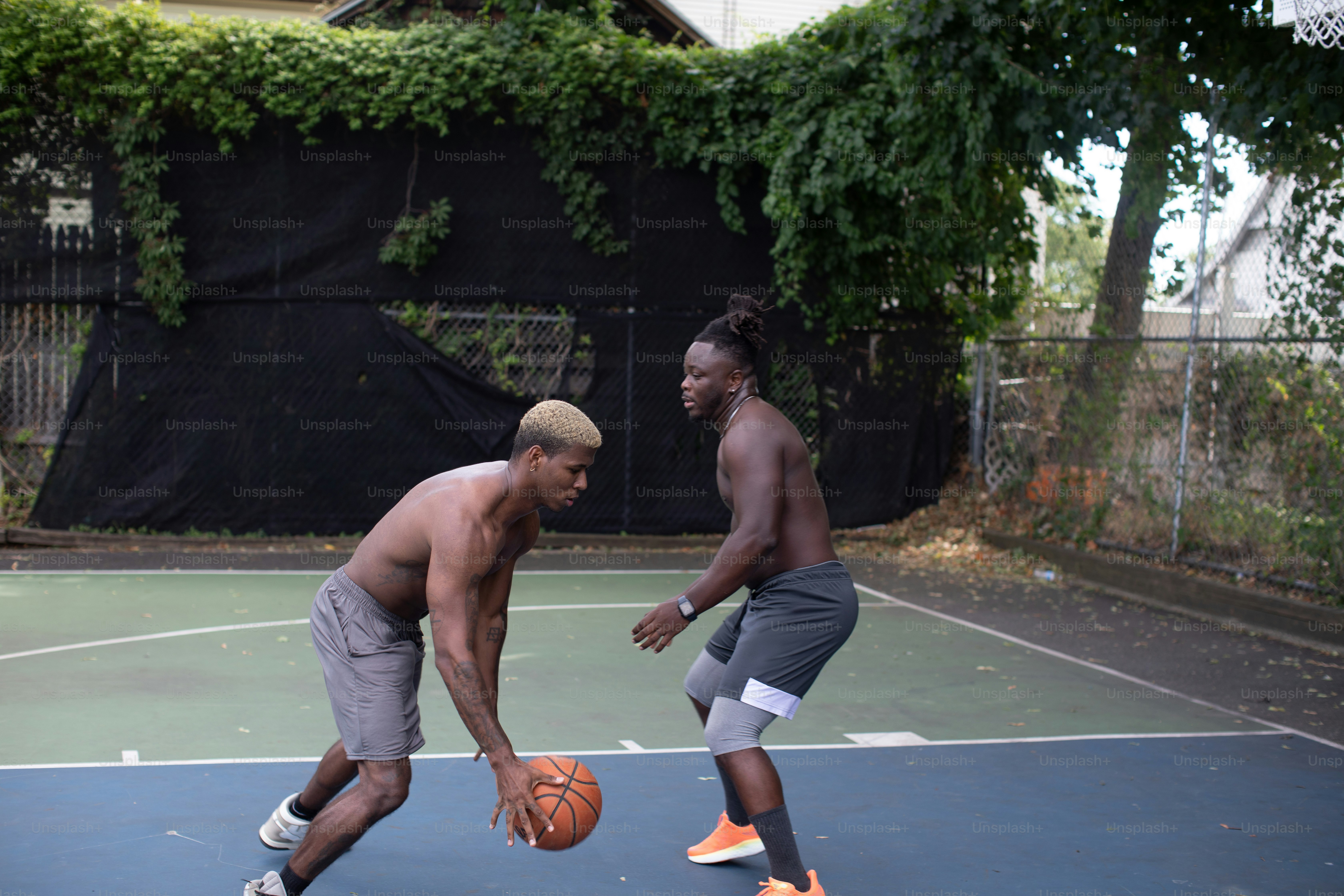 Un couple d’hommes debout sur un terrain de basket photo – Basket Photo sur Unsplash