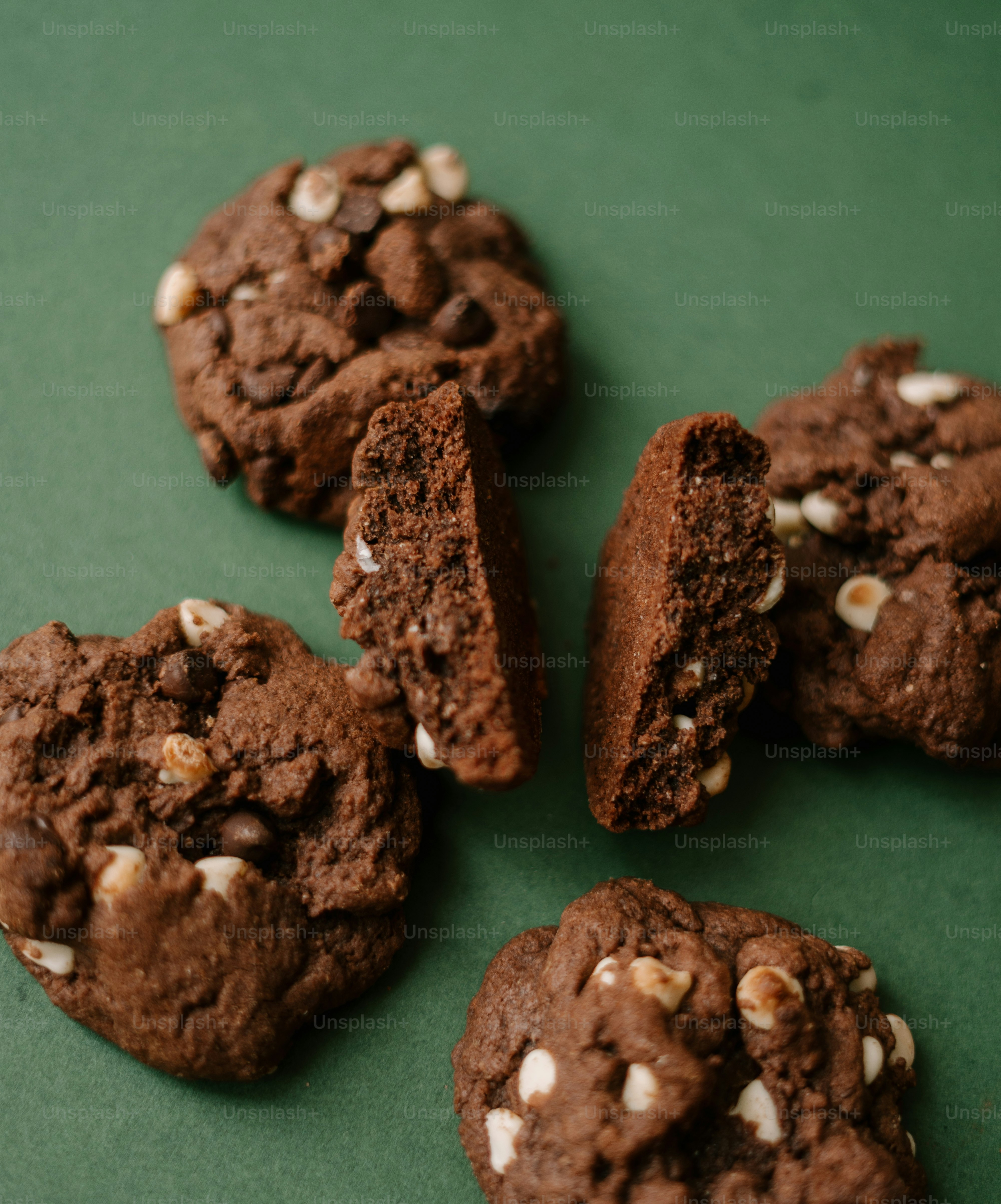 A close up of cookies on a green surface photo – Cookie Image on Unsplash