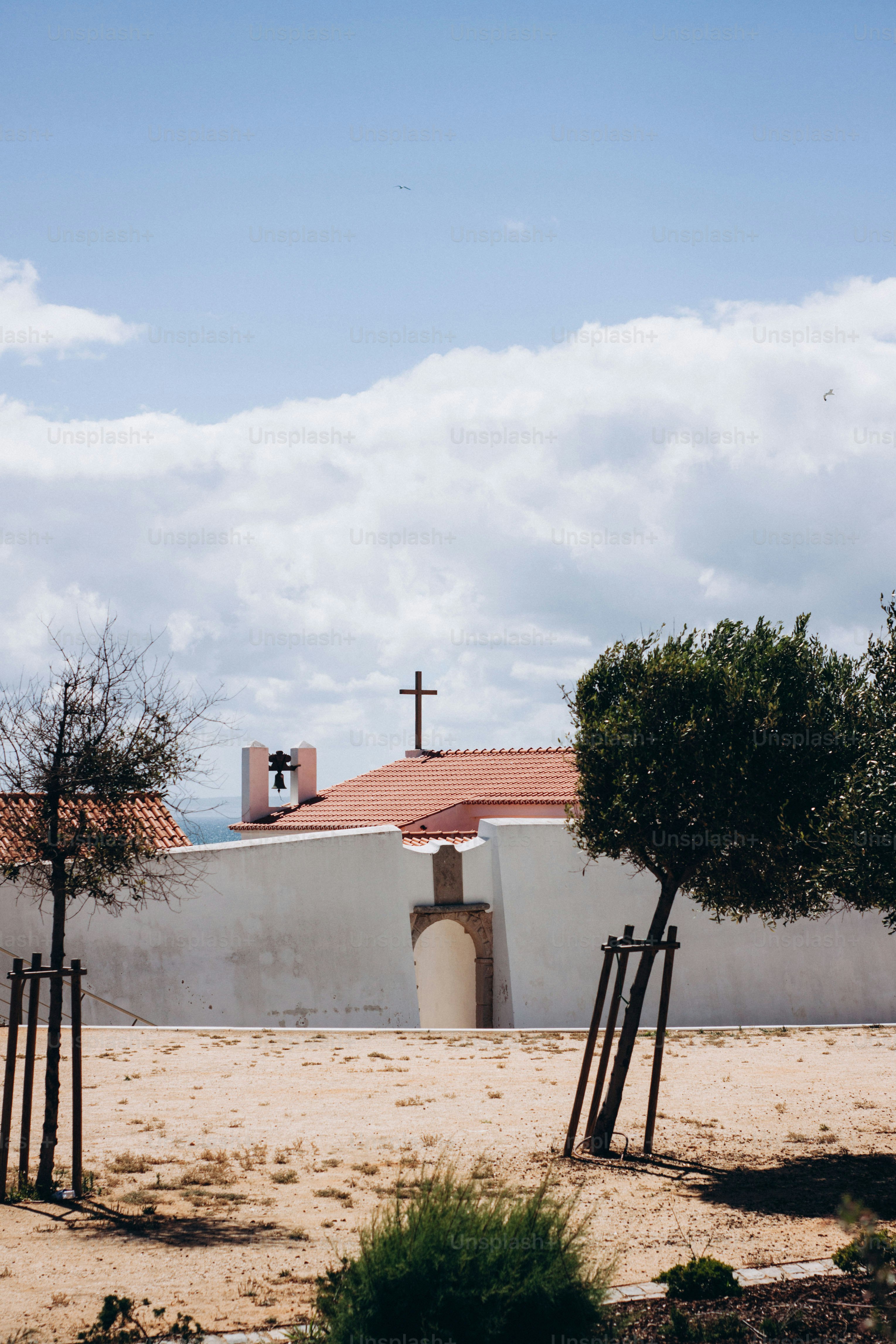 Foto Una iglesia con una cruz encima – Griego antiguo Imagen en Unsplash