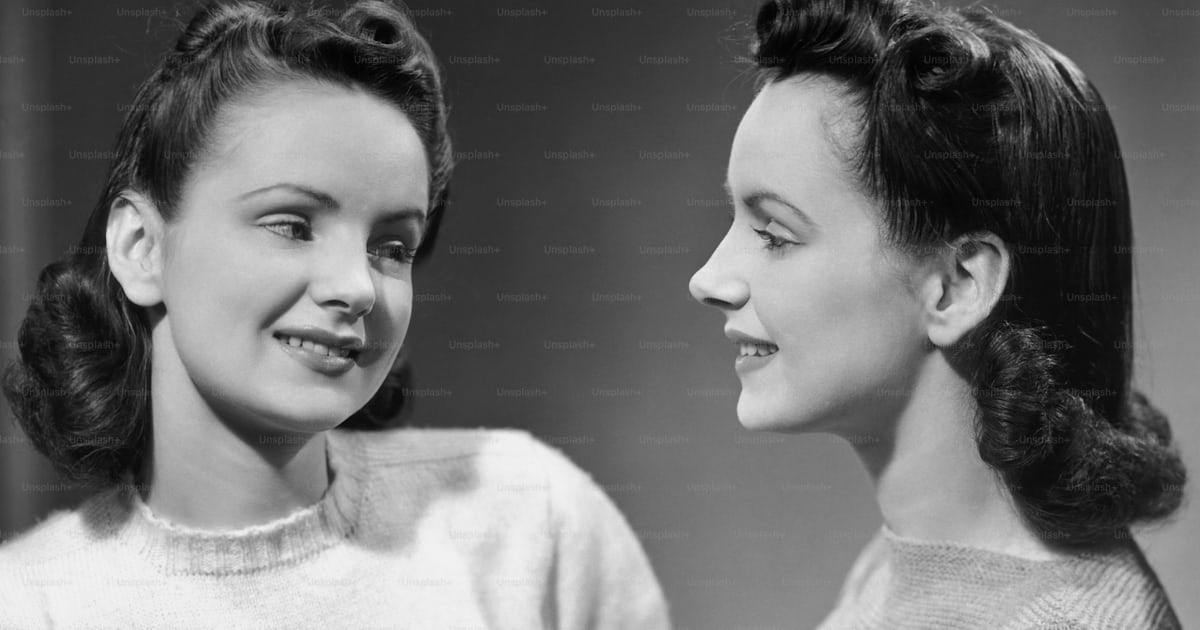 미국 1950년대경 스웨터를 입은 쌍둥이 자매 사진 Unsplash의 미국 이미지