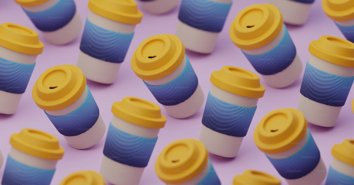Un Groupe De Tasses à Café Assises Sur Une Surface Violette Photo