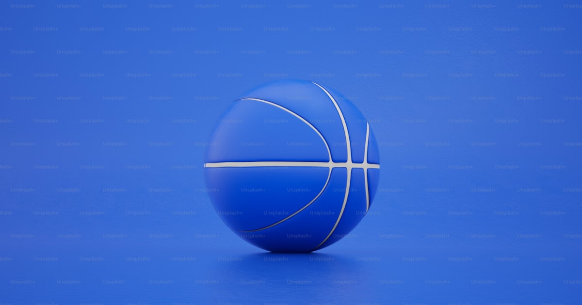 青い床の上に座っている青いボールの写真 Unsplashの壁紙の画像