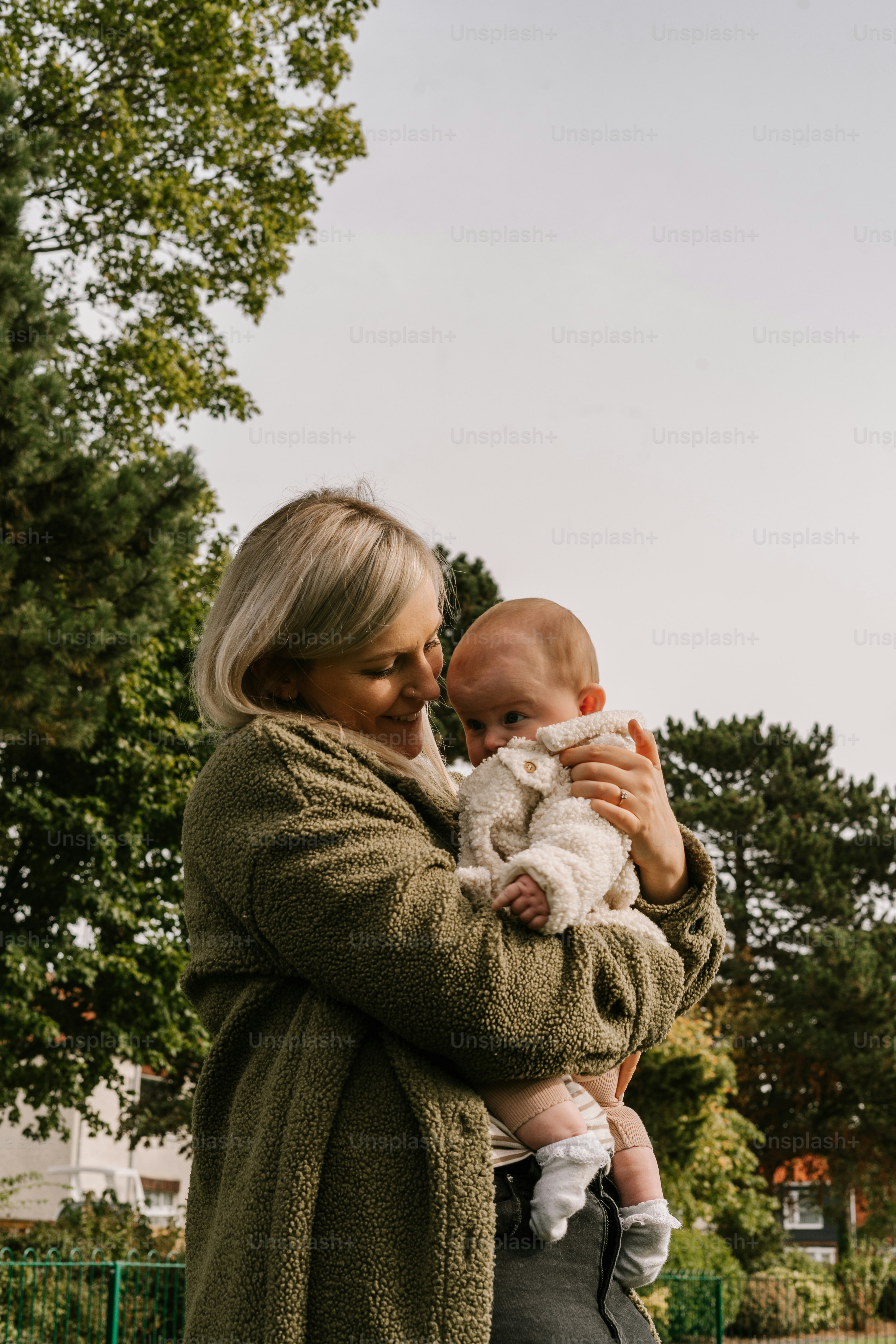Une femme tenant un bébé dans ses bras photo – Personnes Photo sur Unsplash