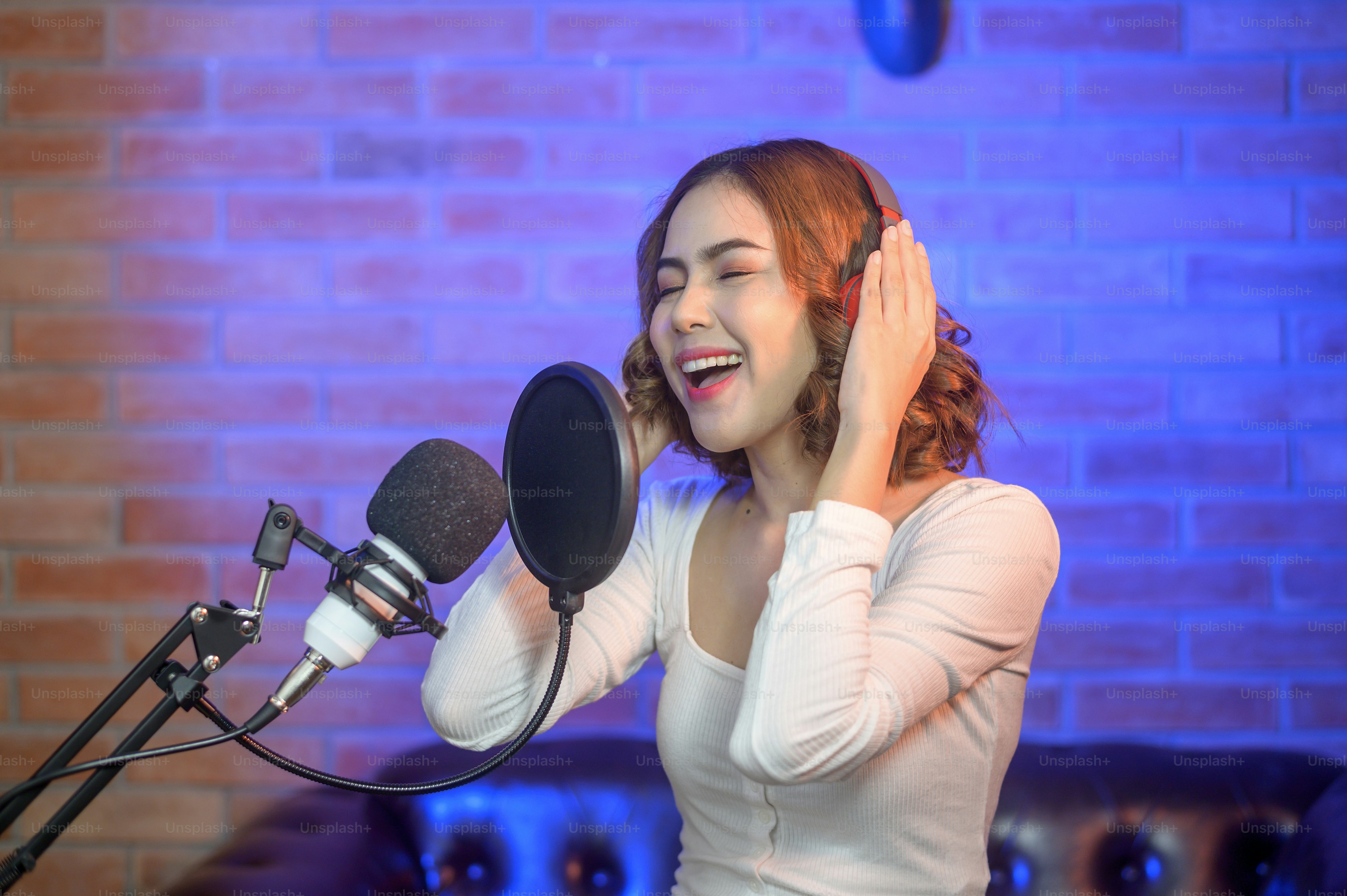 Girl Singing Pictures | Download Free Images on Unsplash