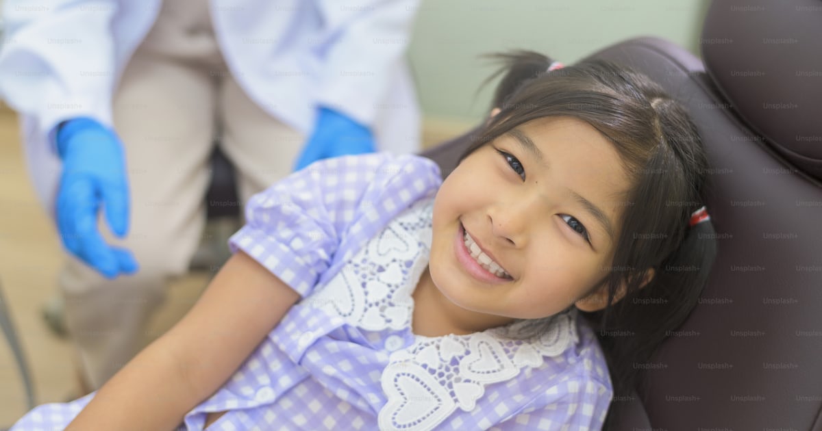 歯科医院で歯科医に診てもらった小さなかわいい女の子、歯の検診、健康な歯のコンセプトの写真 歯科医院 Unsplashの写真