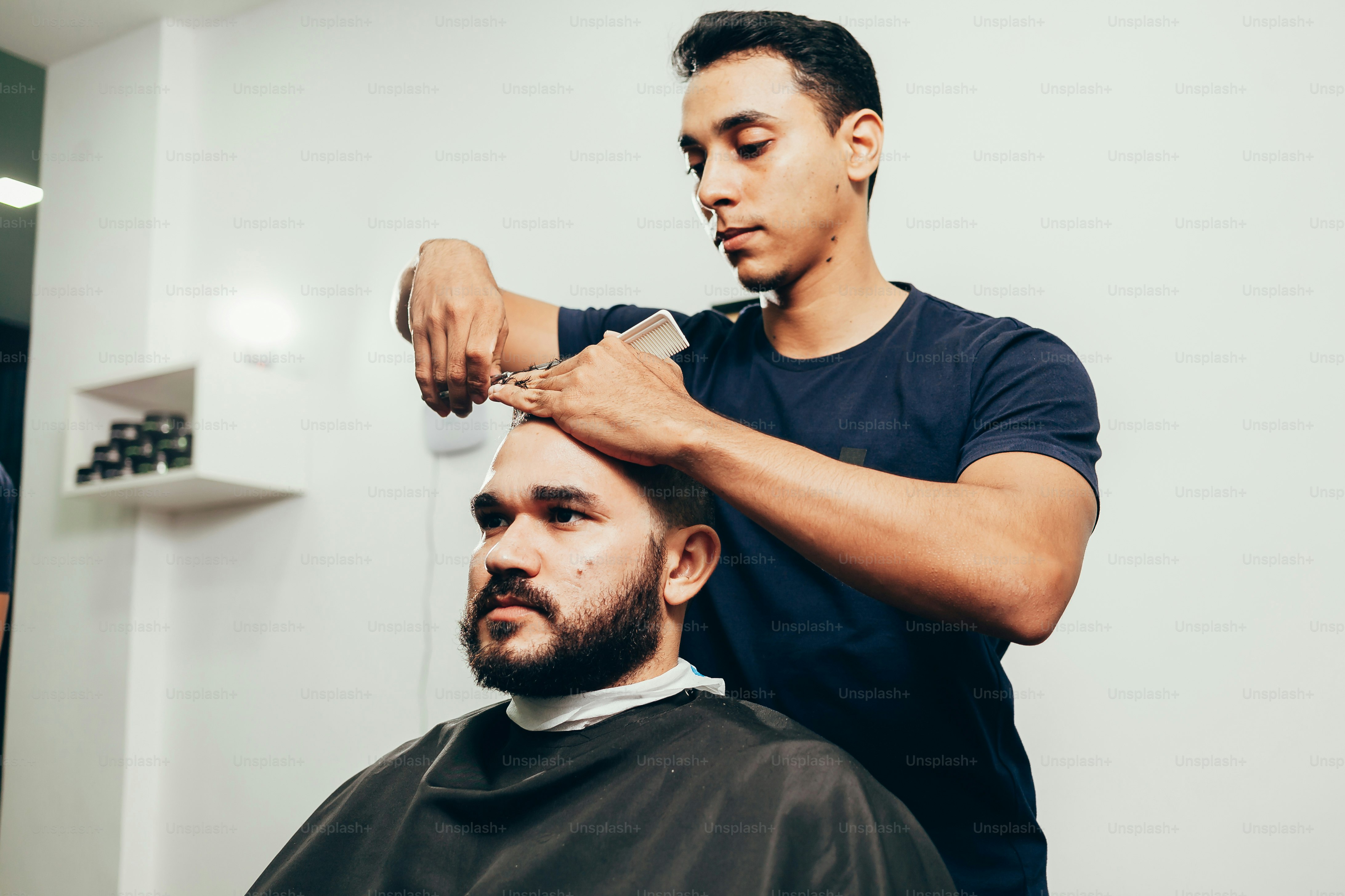 Foto Cliente durante el cuidado de la barba y el cabello en la ...