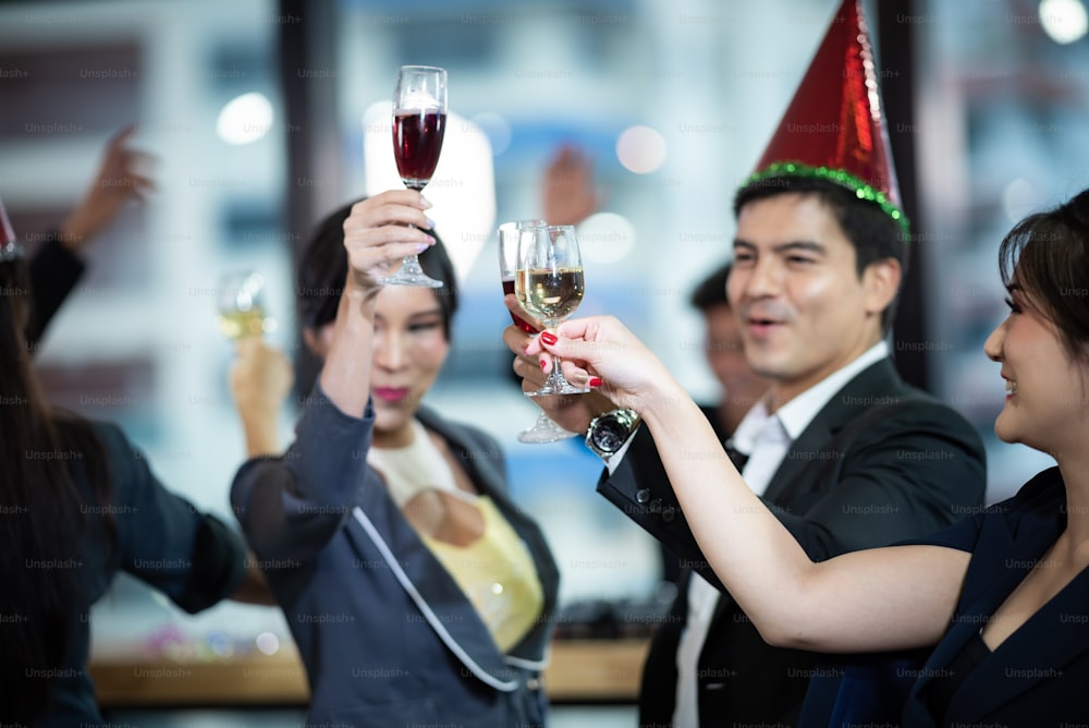 Un groupe de gens d’affaires tenant une coupe de champagne lors d’une ... Un groupe de gens d’affaires tenant une coupe de champagne lors d’une ...