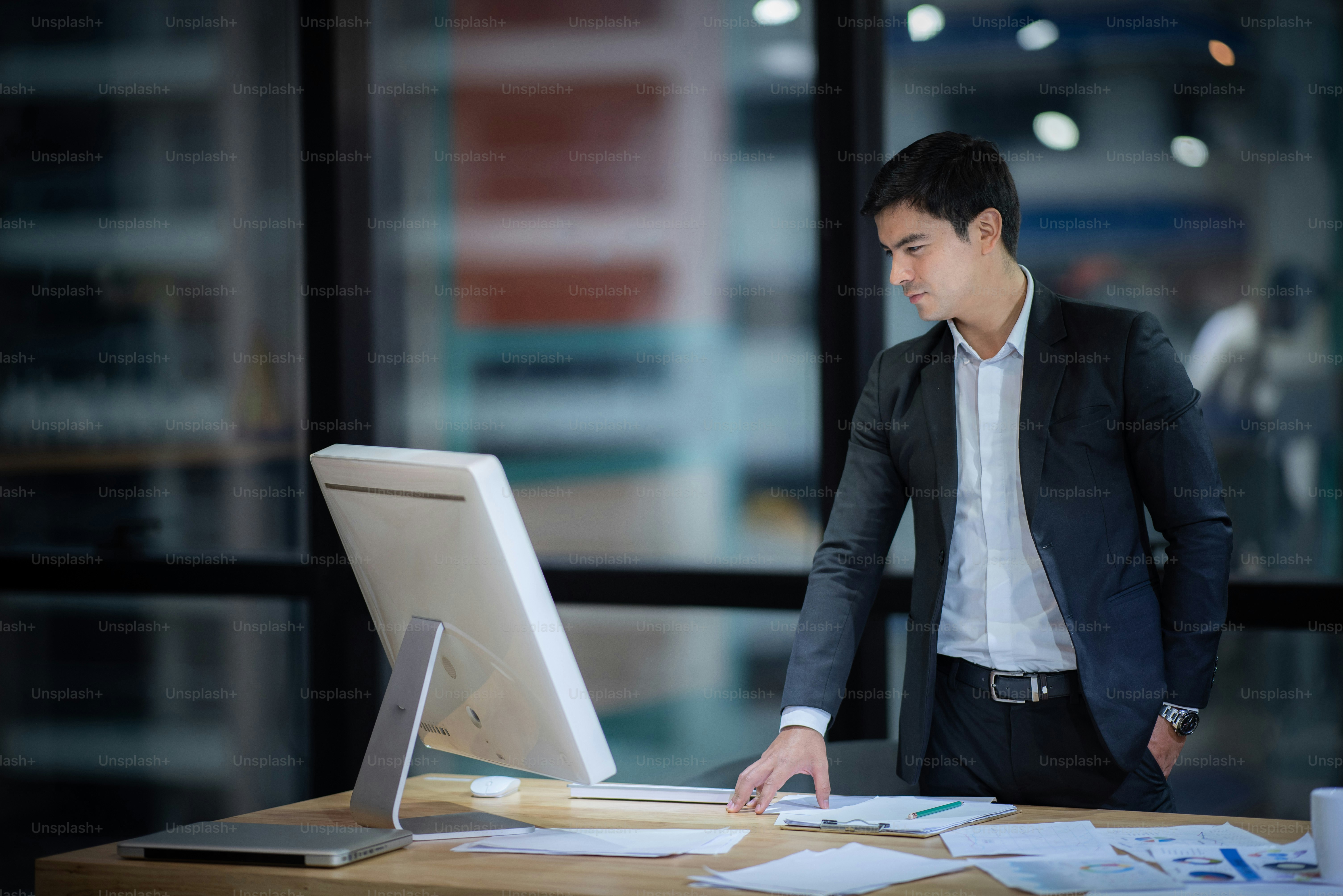 Homme d’affaires intelligent en costume noir, concept de réussite ...