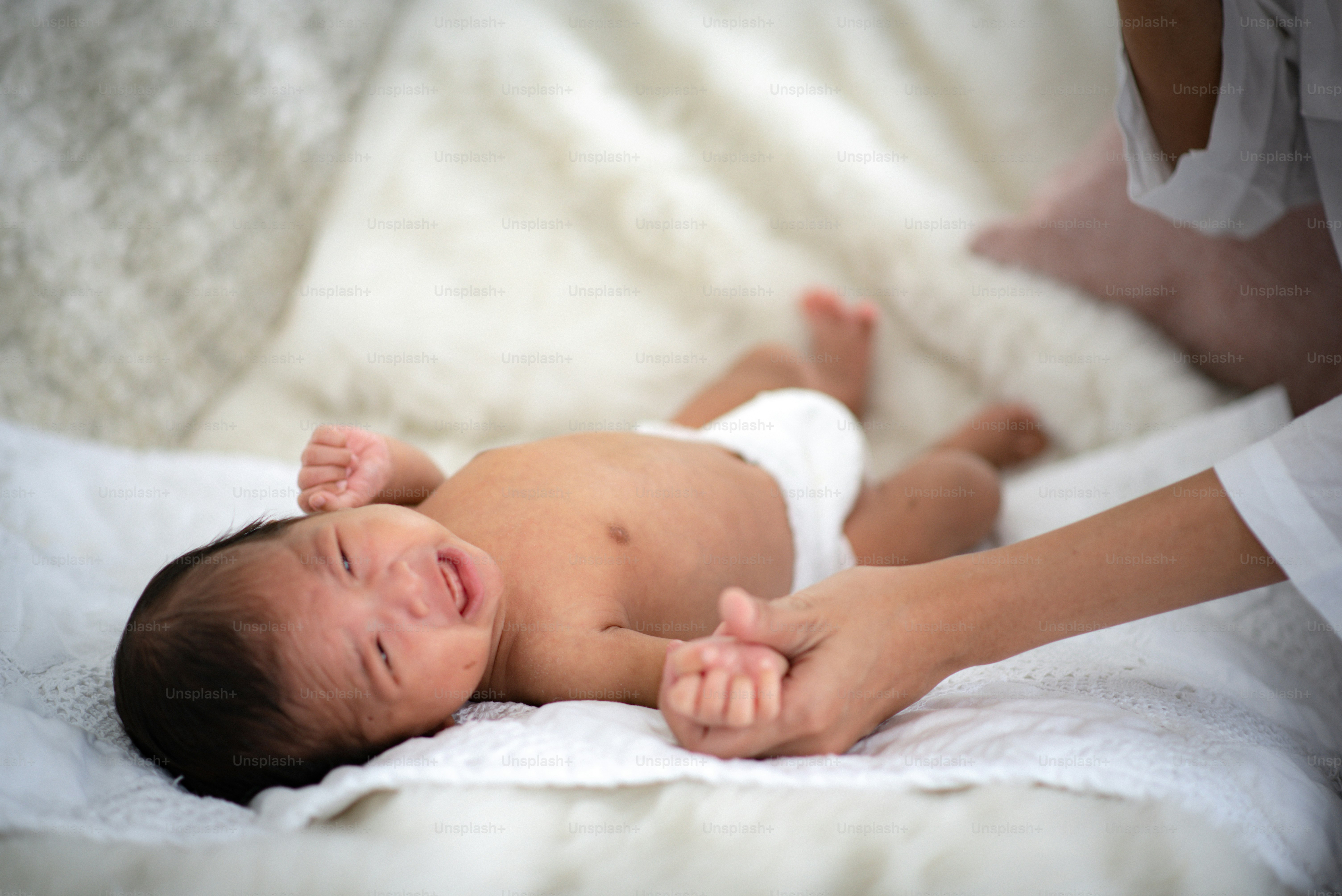 Foto Mãos de pais asiáticos segurando dedos de bebê recém-nascidos, Close up mão da mãe ...