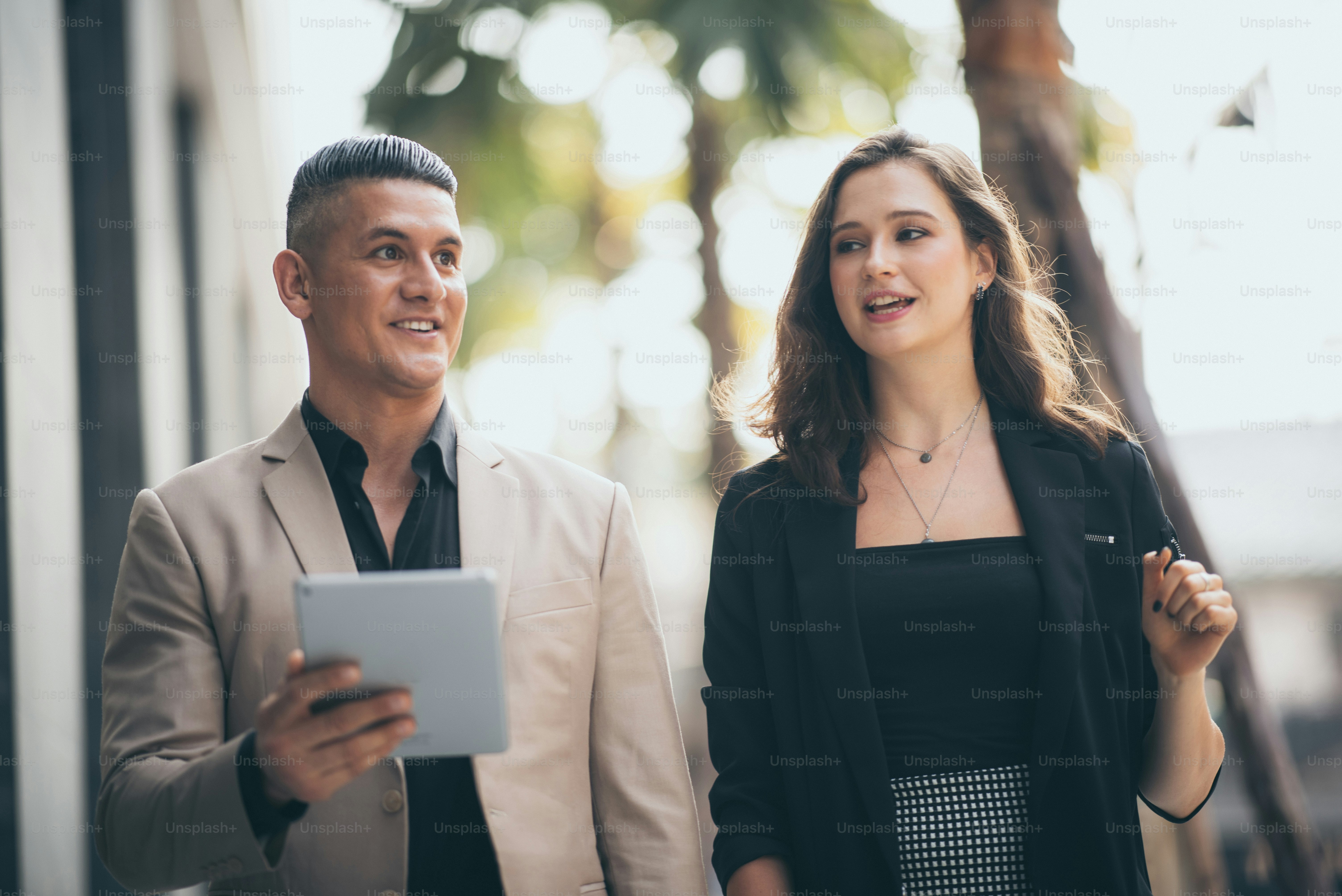 Foto Hombre de negocios feliz que muestra contenido en tableta a una ...