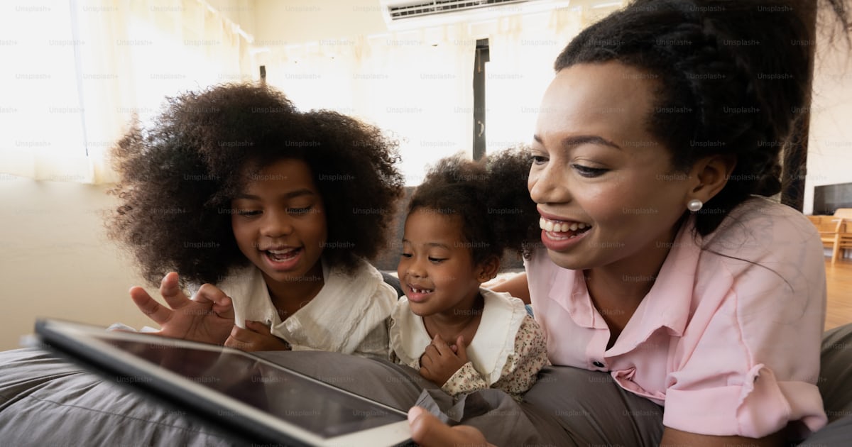 Foto Zum Thema Glückliche Amerikanische Afrikanische Und Kaukasische Weiße Familie Die Zu Hause
