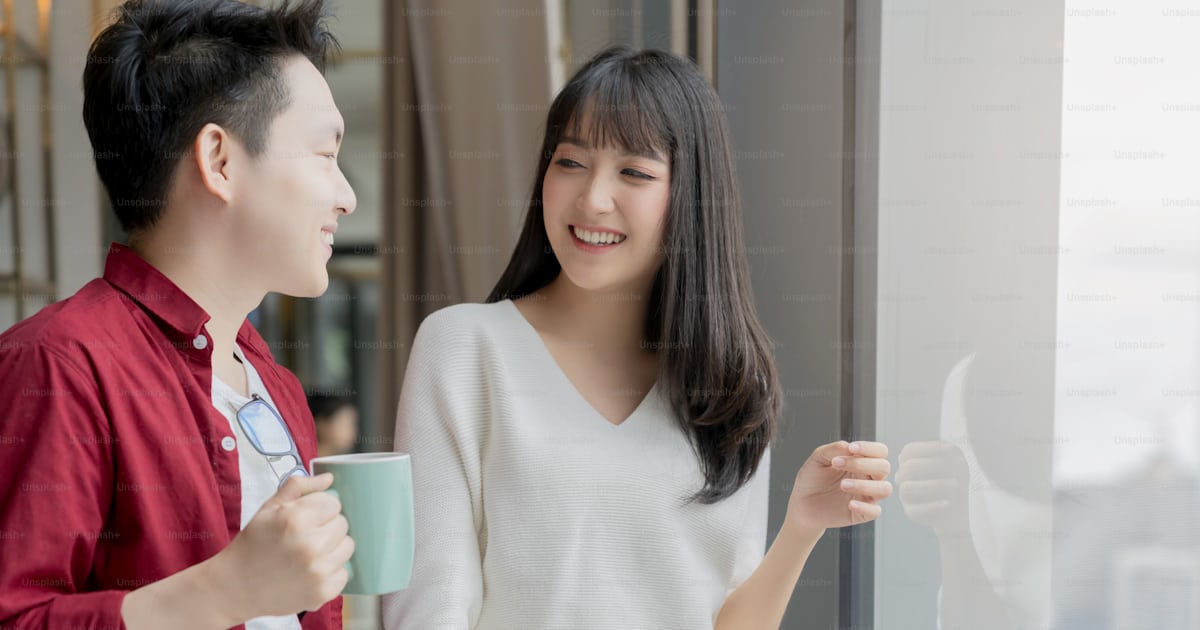 행복 아시아 커플 웃음 미소와 함께 부엌 식료품 저장실 유머 감정적 캐주얼 휴식 방 인테리어 배경 사진 Unsplash의