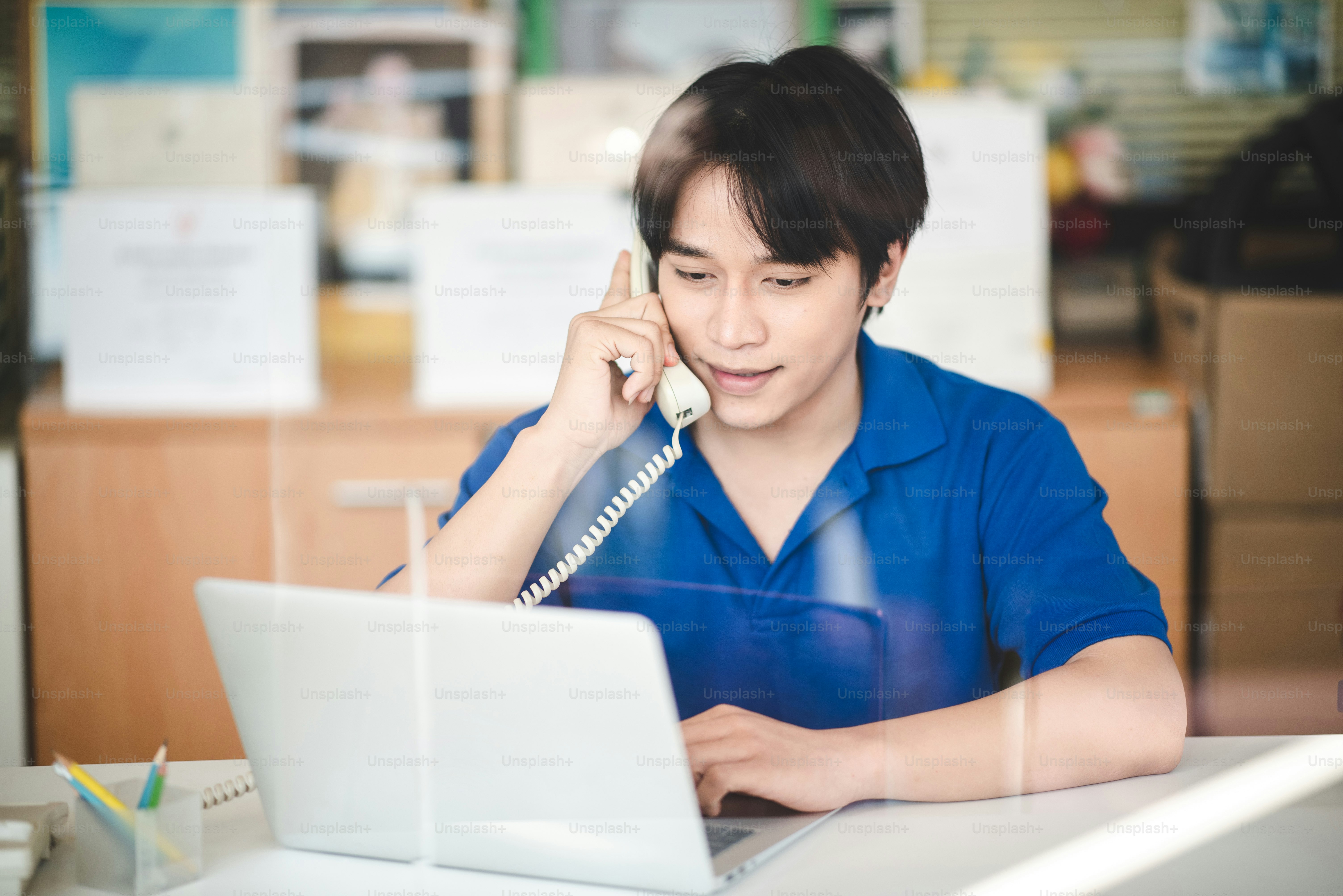Persona del trabajador del operador que usa el teléfono y el auricular ...