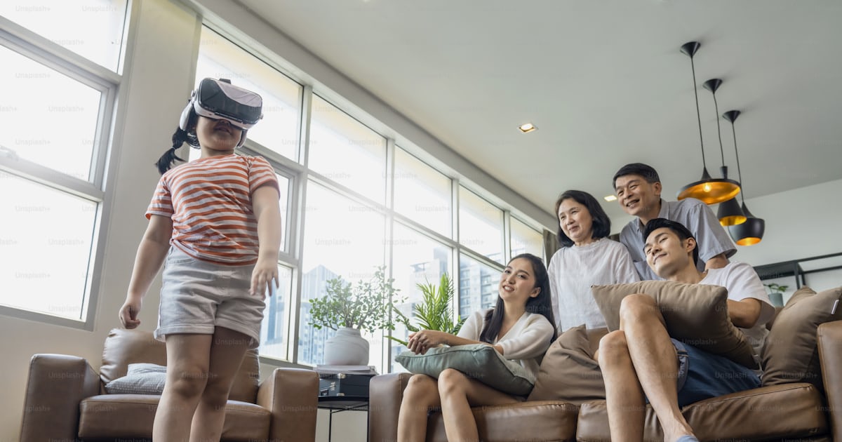 행복 아시아 가족 다중 연령 세대는 재미와 함께 Vr 고글을 재생하고 거실 홈 인테리어 배경 격리 주말에 종료 그녀의 딸을