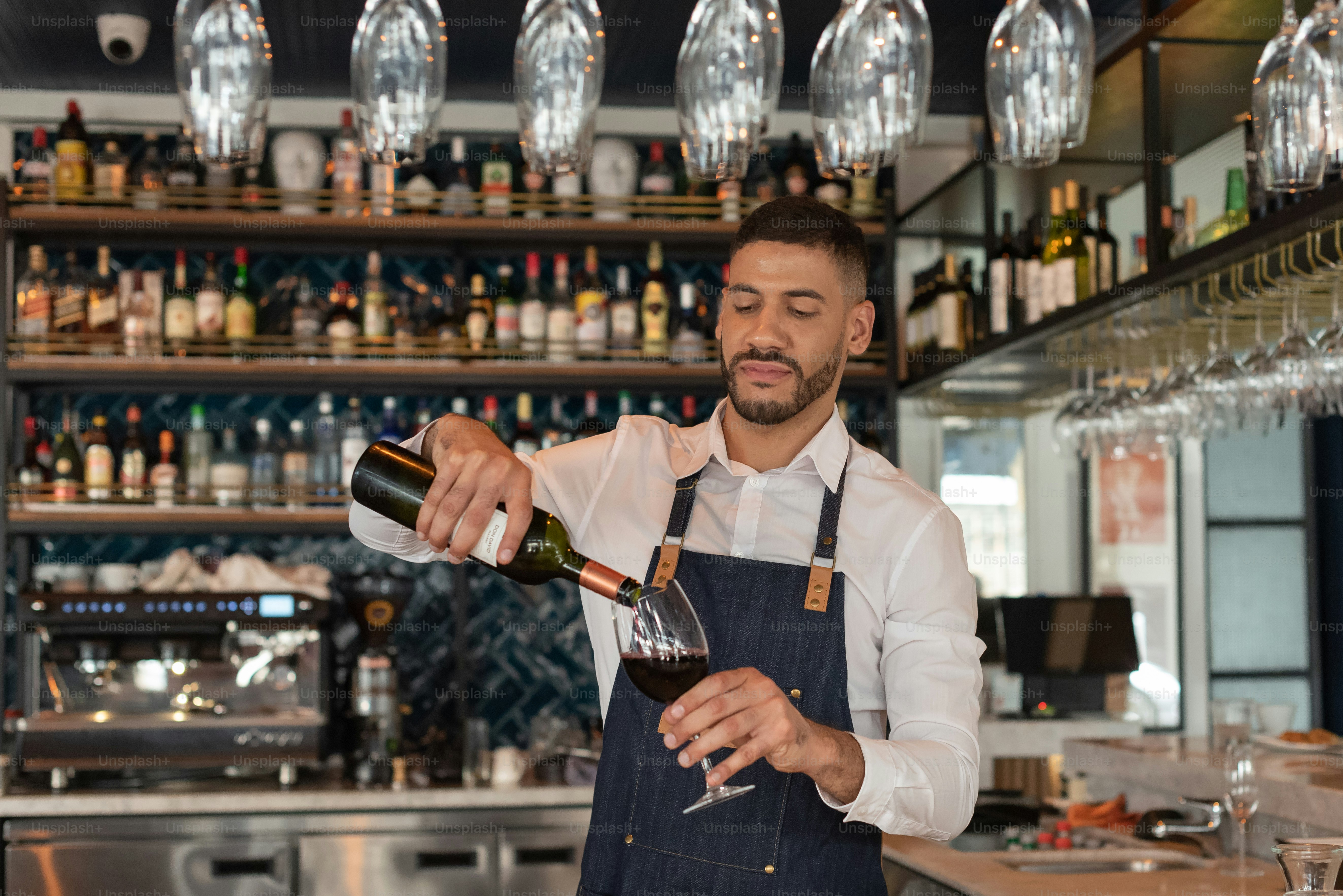 Barman versant un verre de vin sur le comptoir du bar. photo – Image de ...