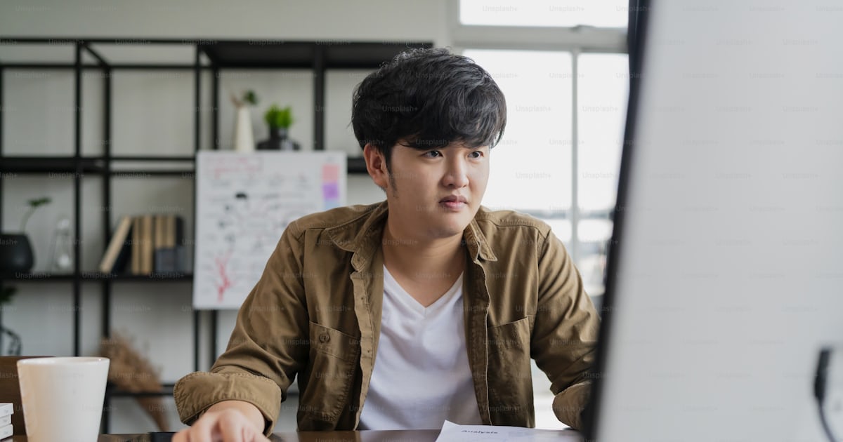 집중 집중 꿈꾸는 아시아 남자 젊은 성인 성숙한 남성 캐주얼 천 집에서 일하고 아시아 남자 앉아 일하는 동안 Pc 작업 또는