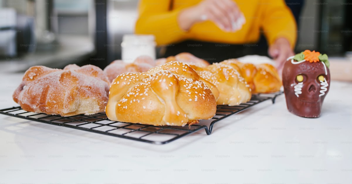 할로윈에 멕시코에서 Pan De Muerto 전통 빵을 굽는 멕시코 여자 사진 Unsplash의 인간의 손 이미지