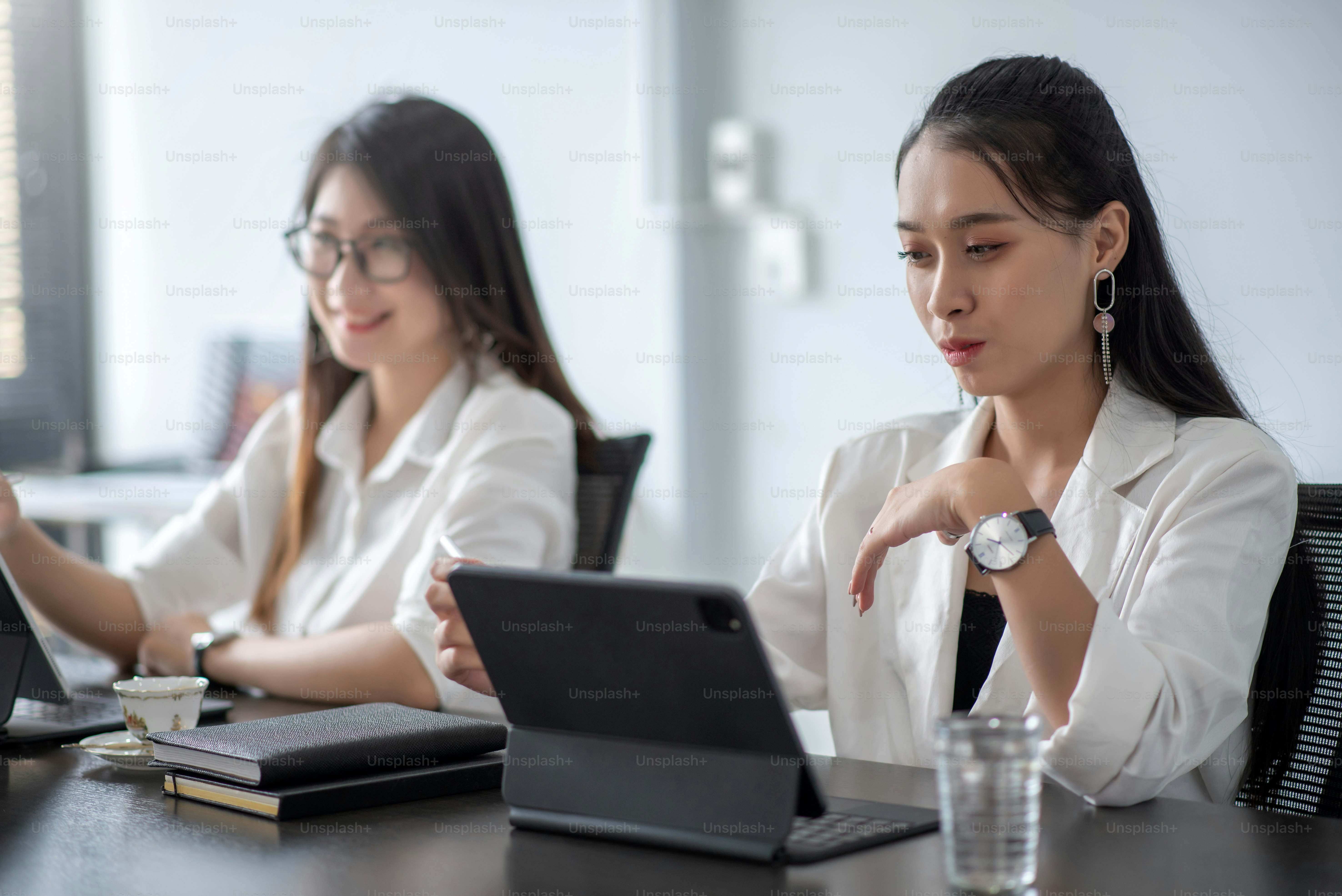 Deux jeunes femmes d’affaires asiatiques se cognent le poing et ...
