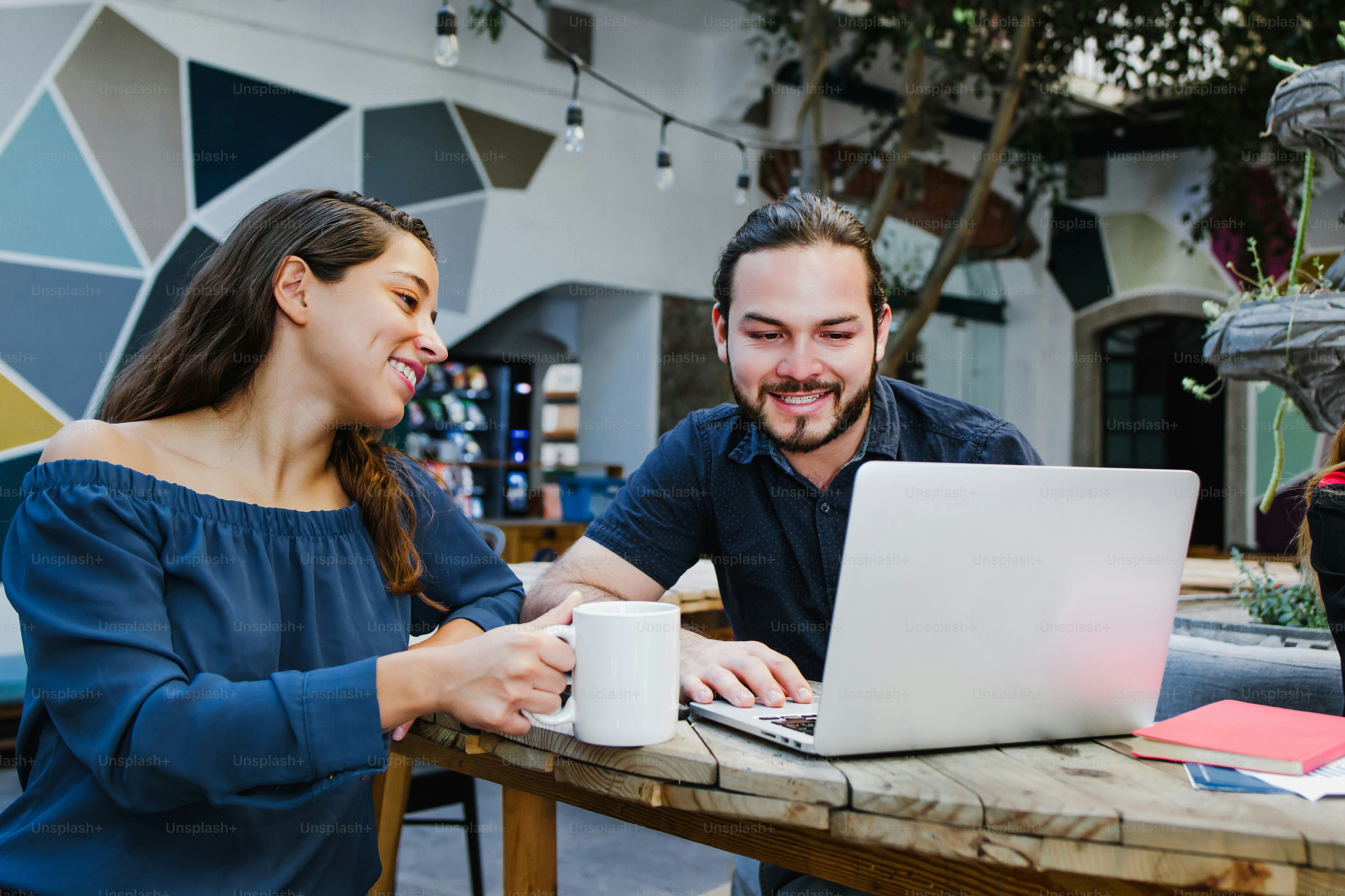 Foto Dos jóvenes estudiantes hispanos estudian juntos usando una ...