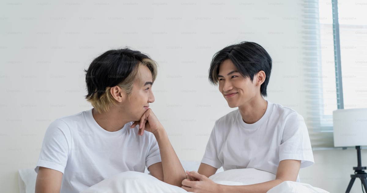아시아 잘 생긴 게이 커플의 초상화는 집에서 침실의 침대에 앉아 있습니다 매력적인 낭만적 인 남성 Lgbt 커플은 아침 자유