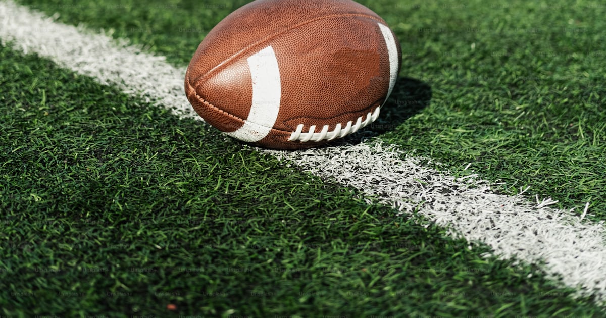무성한 녹색 들판 위에 앉아 있는 축구공 사진 Unsplash의 축구 이미지