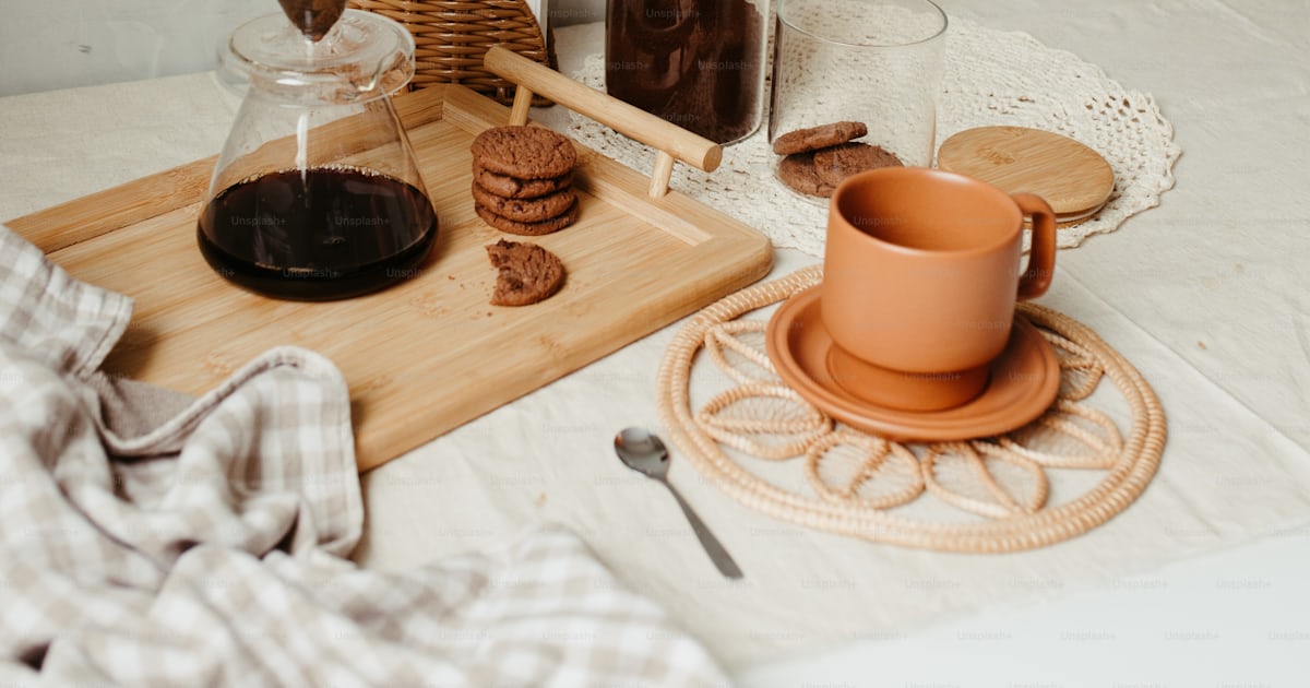 Une Table Surmontée De Deux Tasses De Café Photo Café Photo Sur Unsplash