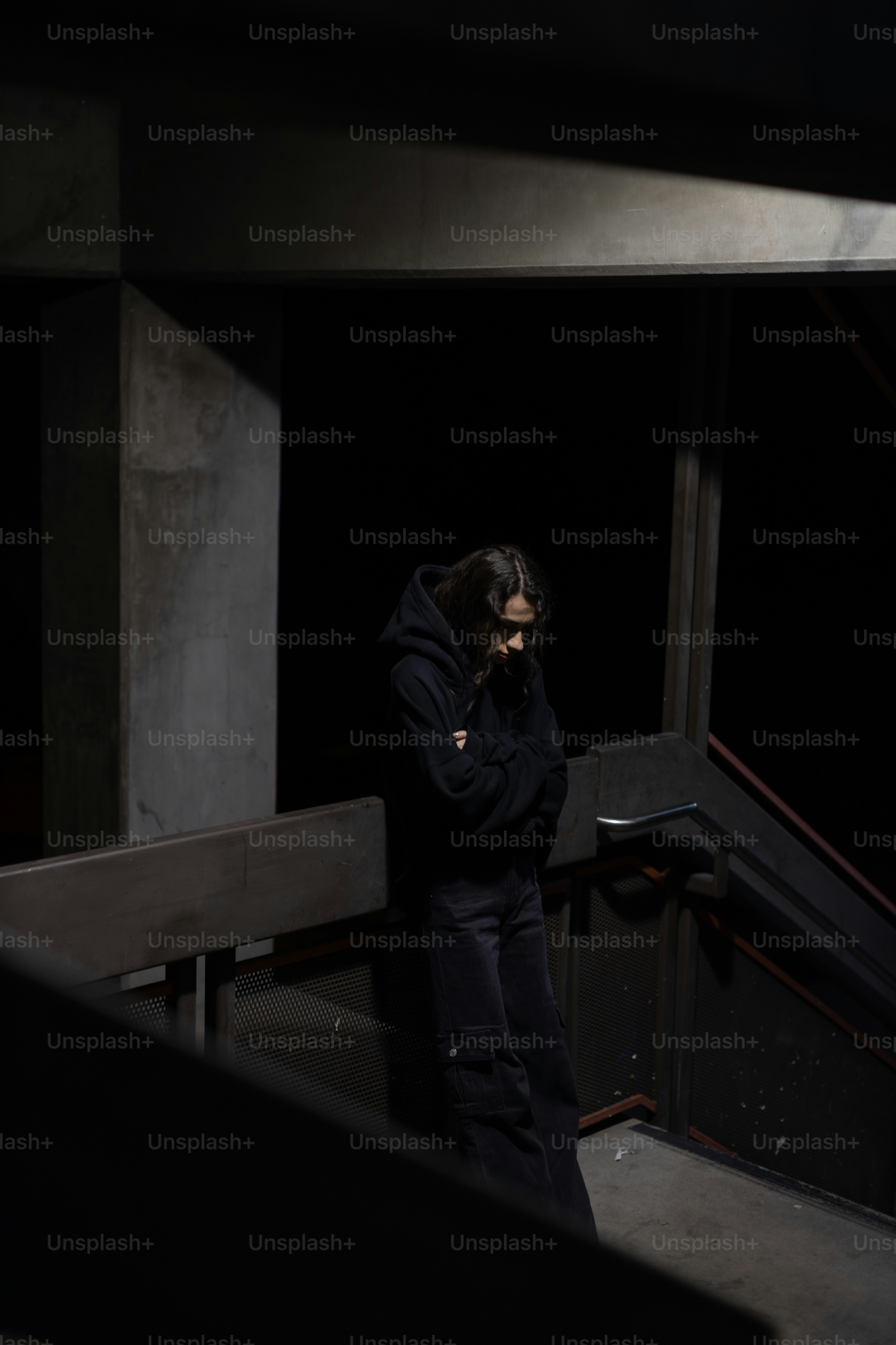 Un hombre en una habitación oscura con los brazos cruzados foto ...
