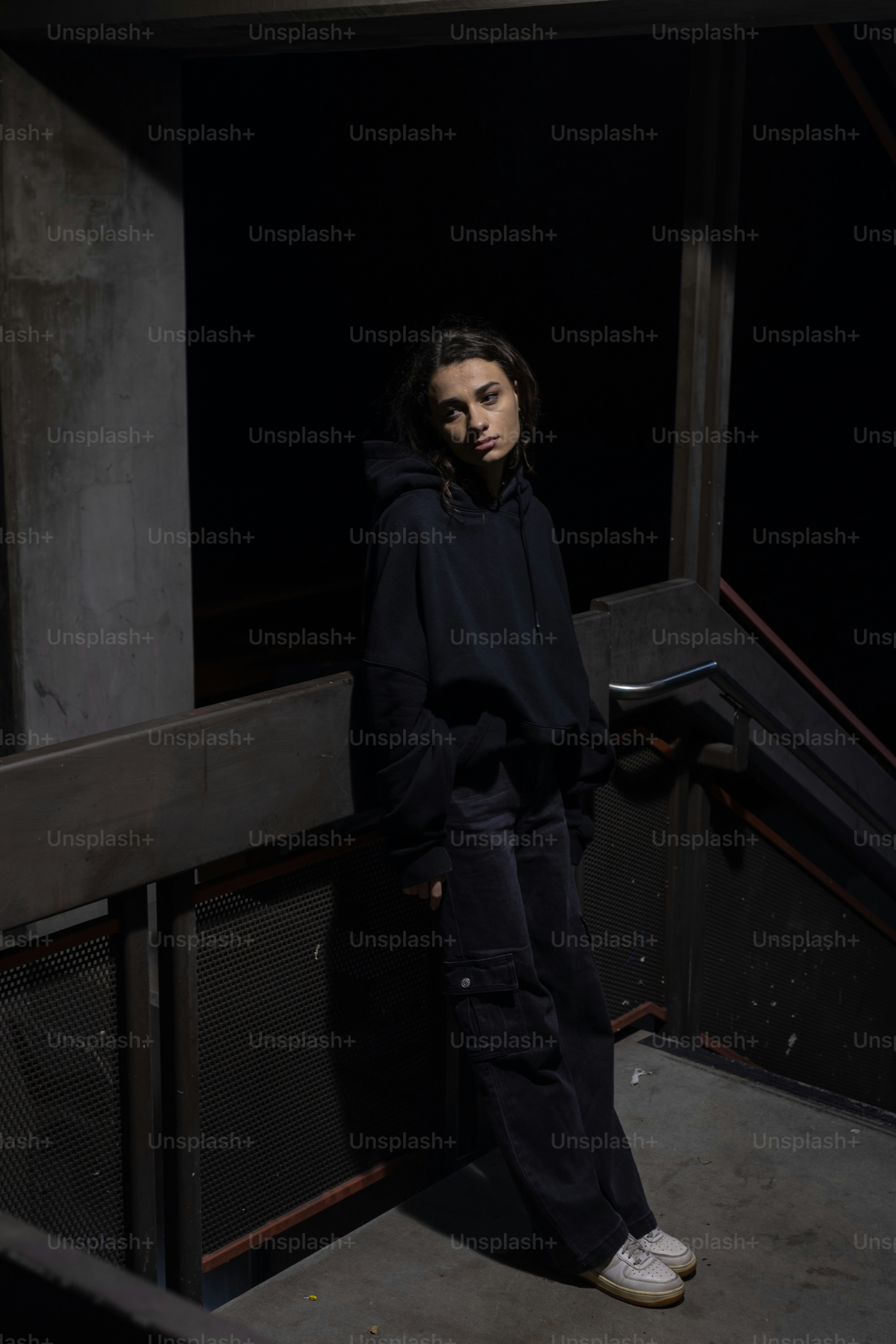 Foto Un hombre parado en una habitación oscura con las manos en los ...