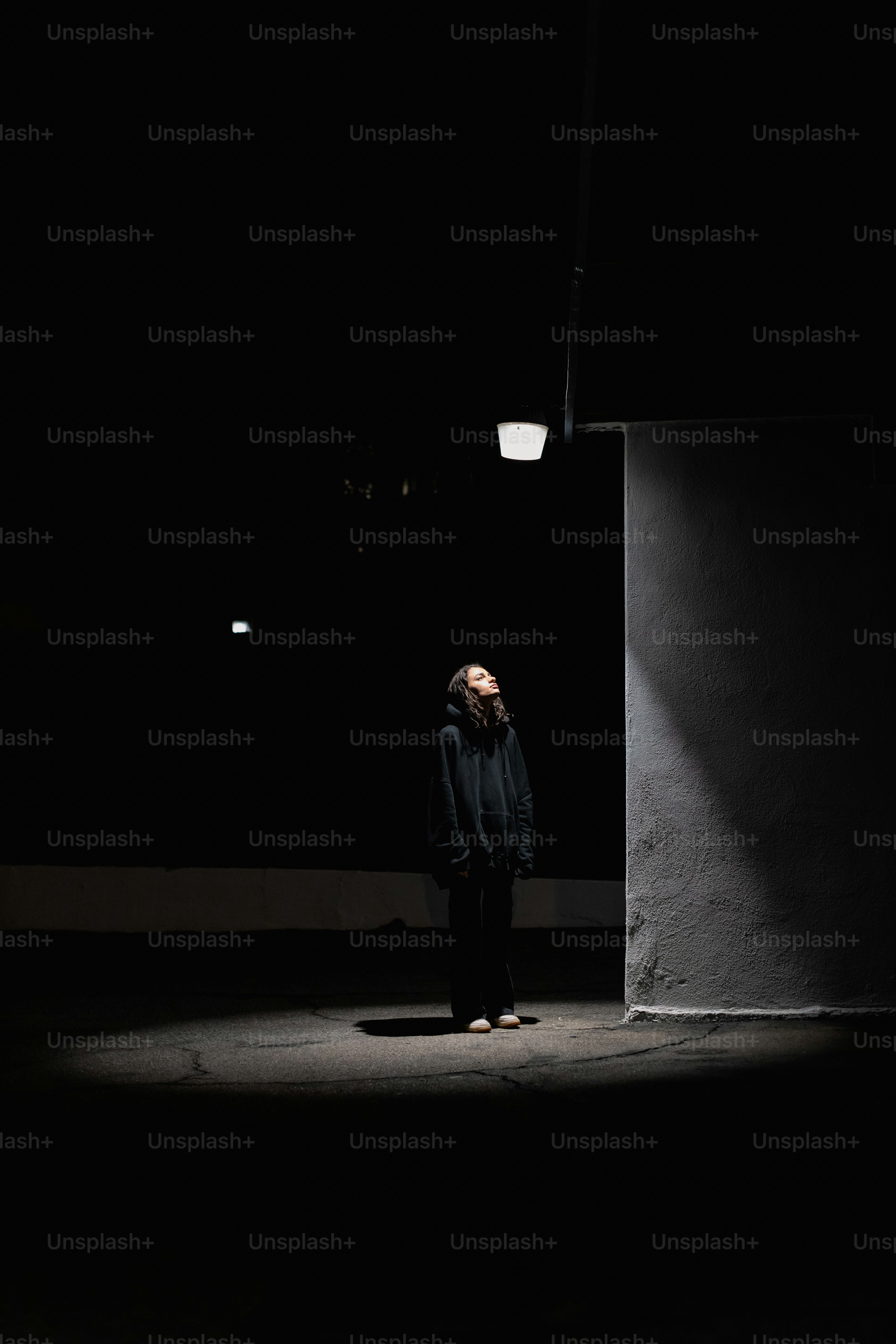 Un hombre parado solo en la oscuridad foto – Imagen de Entumecer en ...